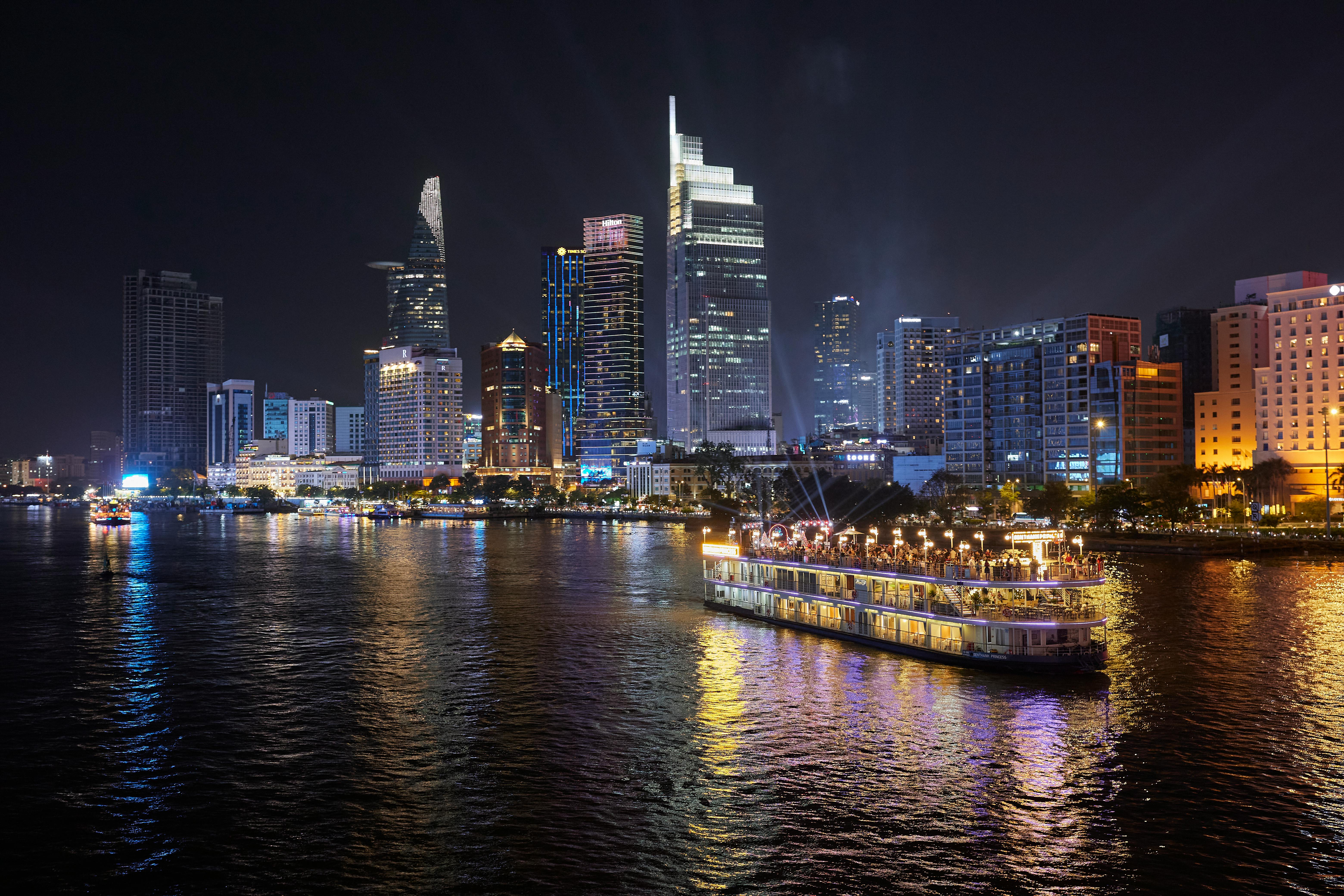 Toàn Cảnh Thành Phố Hồ Chí Minh Về đêm Với Những Chiếc Thuyền được ...