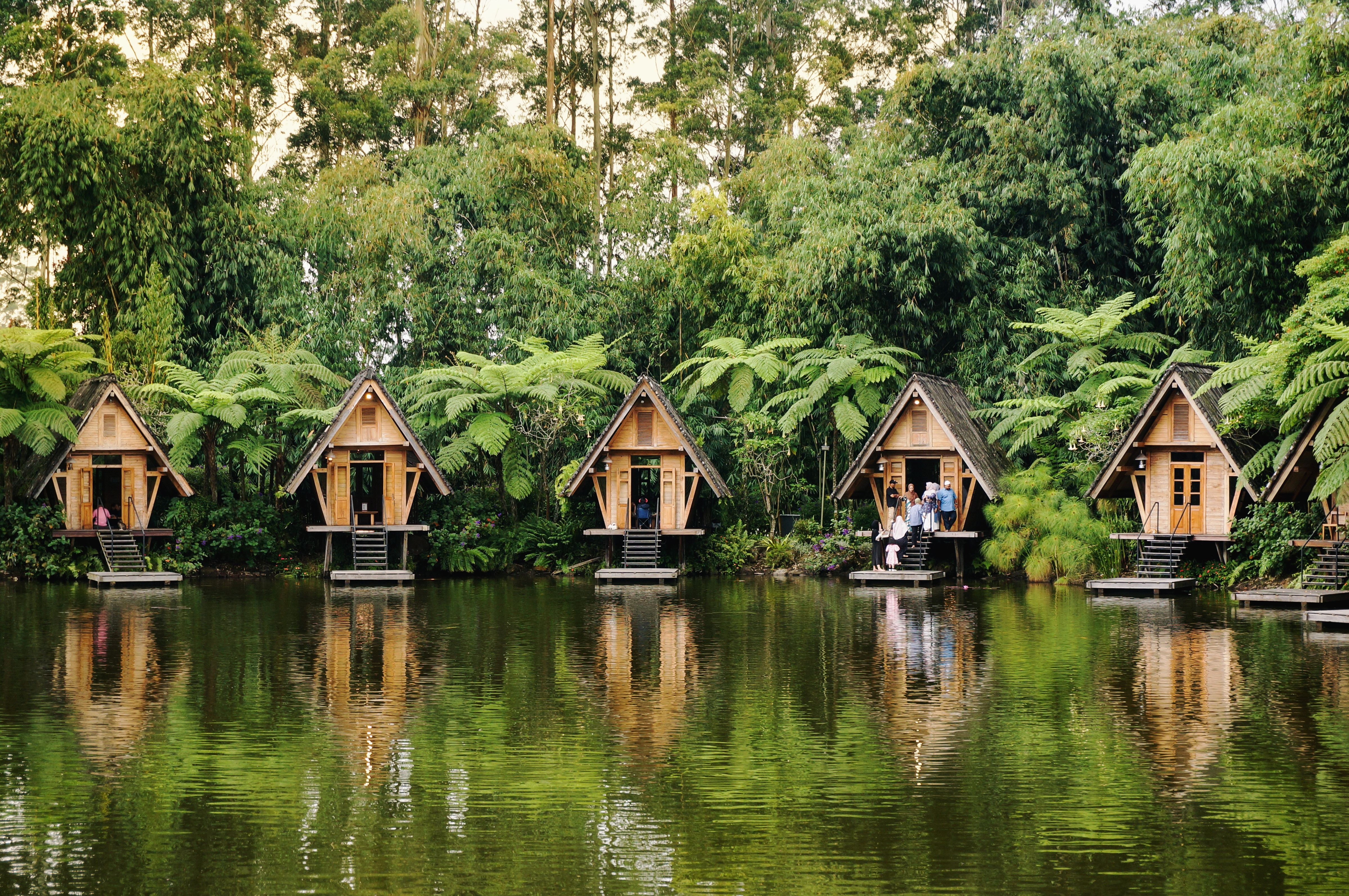 Charming Wooden Cabins over Serene Lake · Free Stock Photo