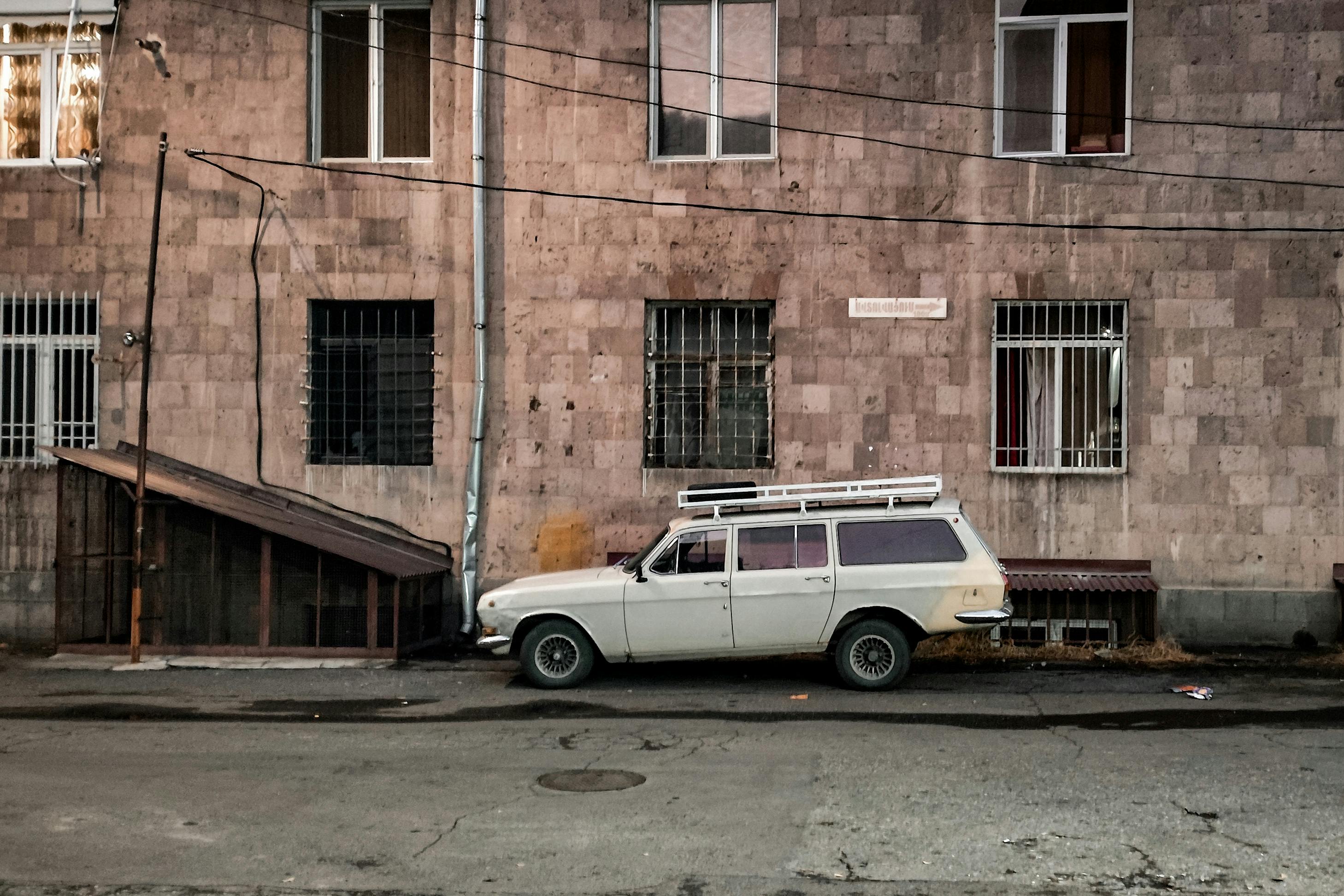 Yellow Car on City Hill · Free Stock Photo