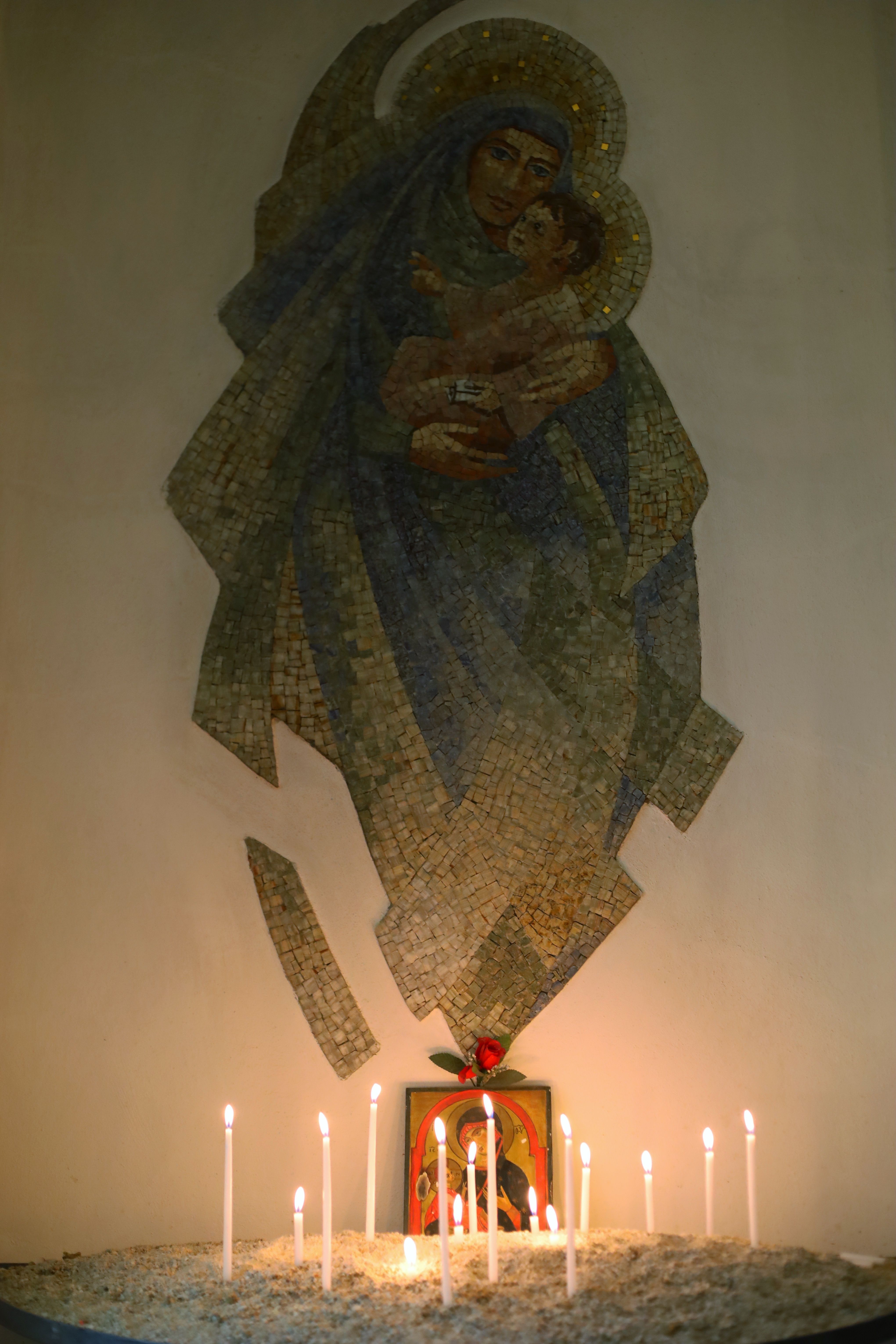 Mosaico De La Virgen María Con El Niño En La Iglesia De Ankara · Foto ...