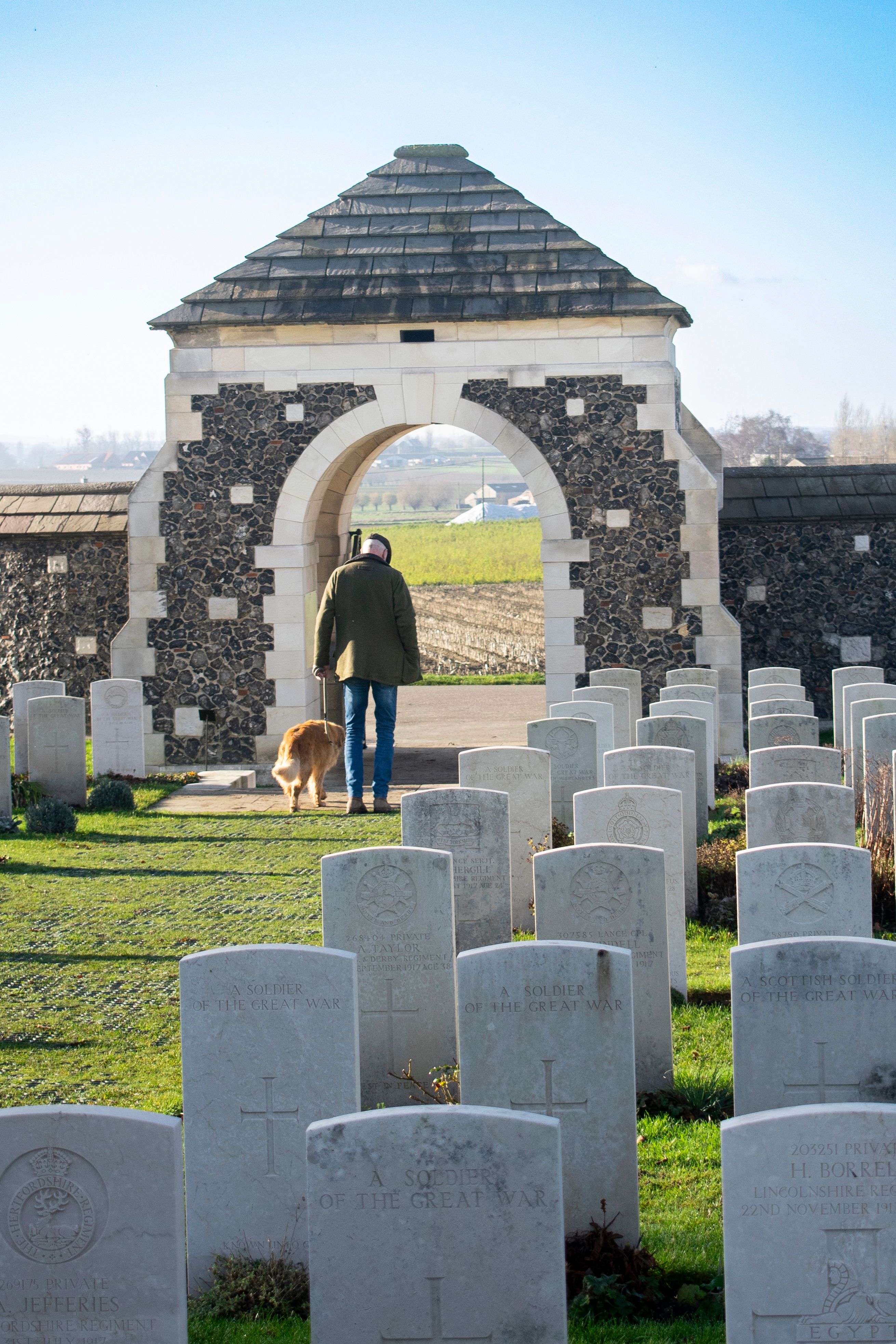 Guard Standing in Monumental Cemetery · Free Stock Photo