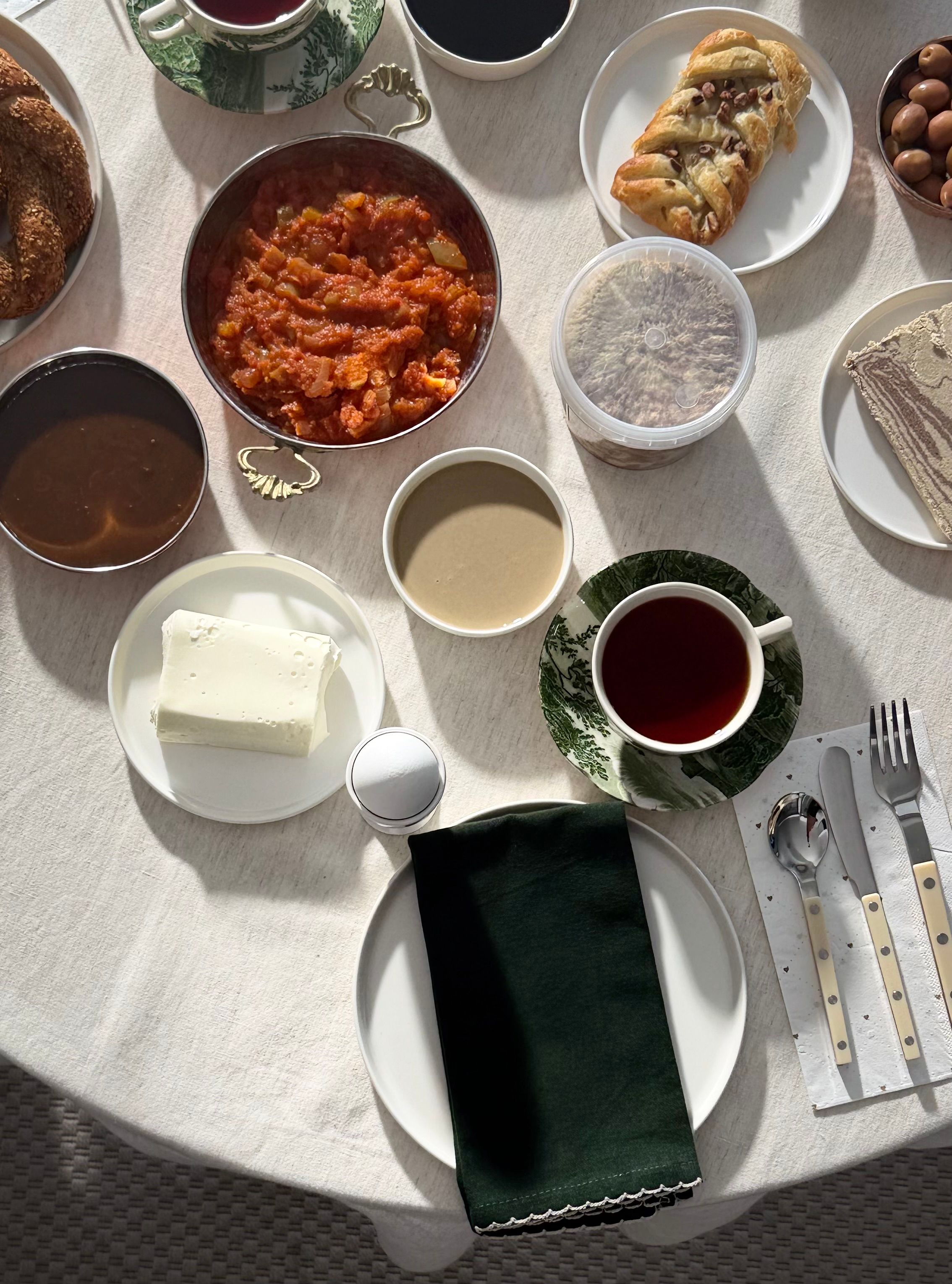 Elegant Breakfast Setup with Diverse Dishes · Free Stock Photo