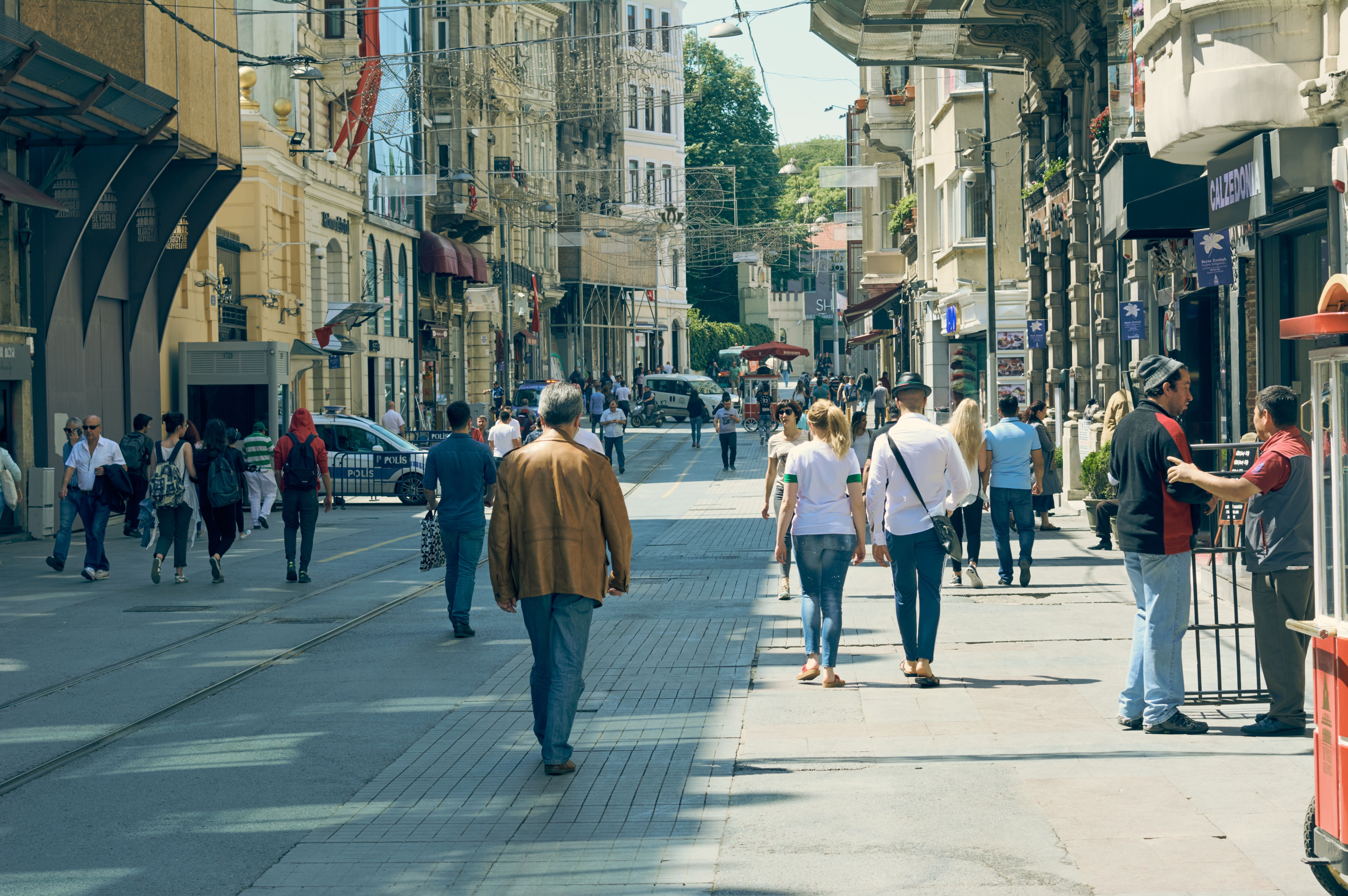 Busy Pedestrian Street in Istanbul, Türkiye · Free Stock Photo