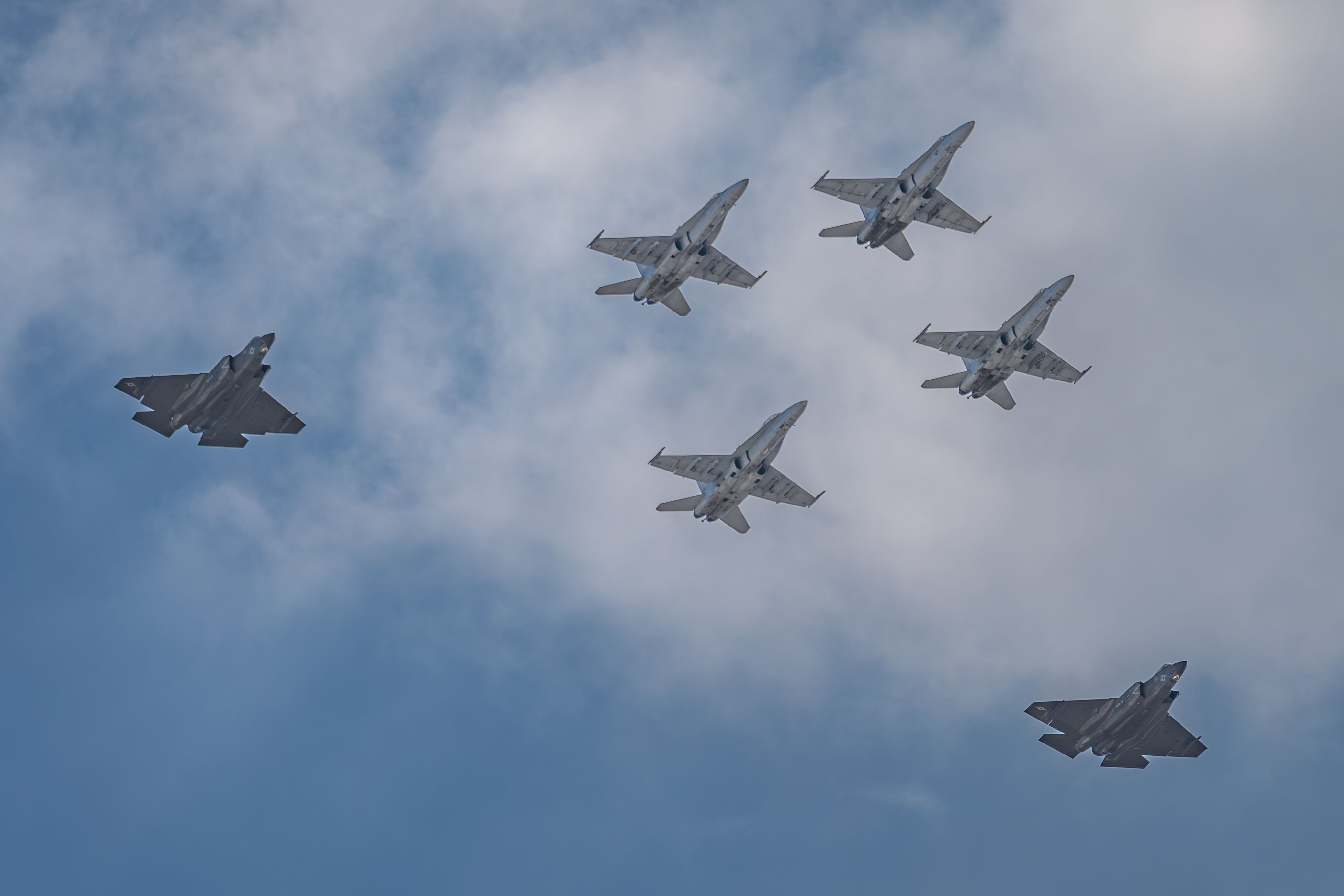 Dynamic Jet Formation in Blue Sky · Free Stock Photo