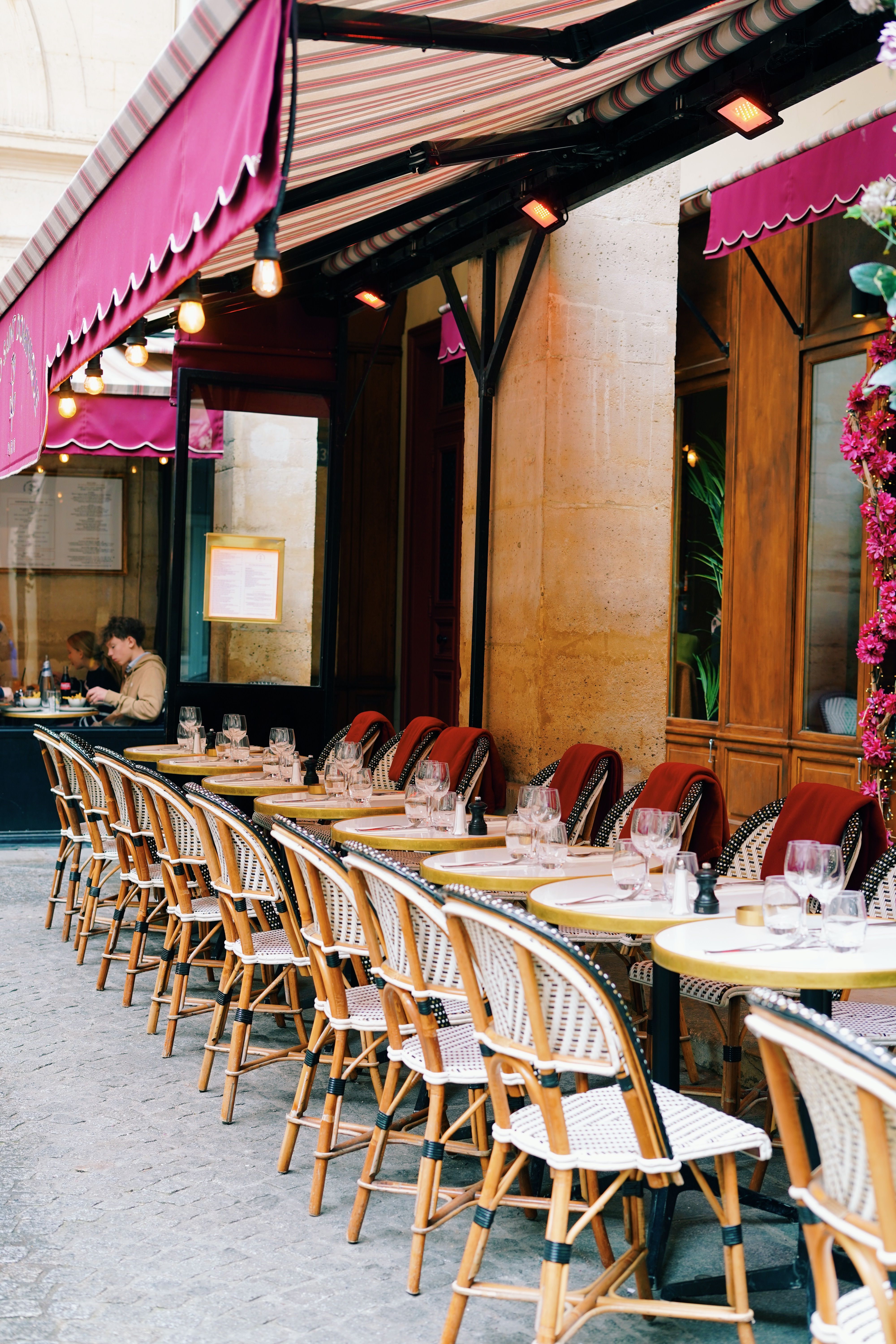 Charming Parisian Cafe with Outdoor Seating · Free Stock Photo