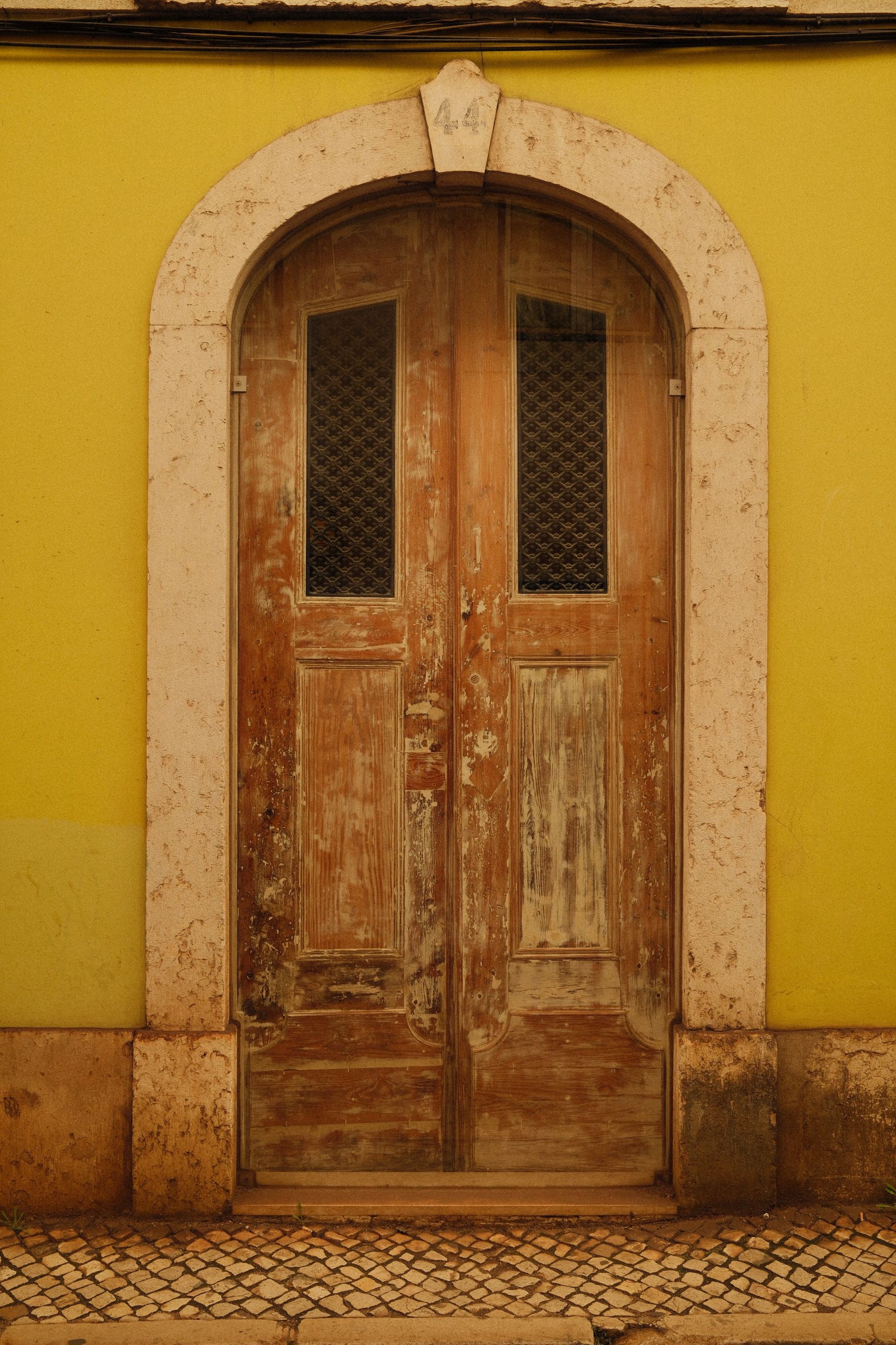 Puerta De Madera Antigua En Lisboa, Portugal · Foto de stock gratuita