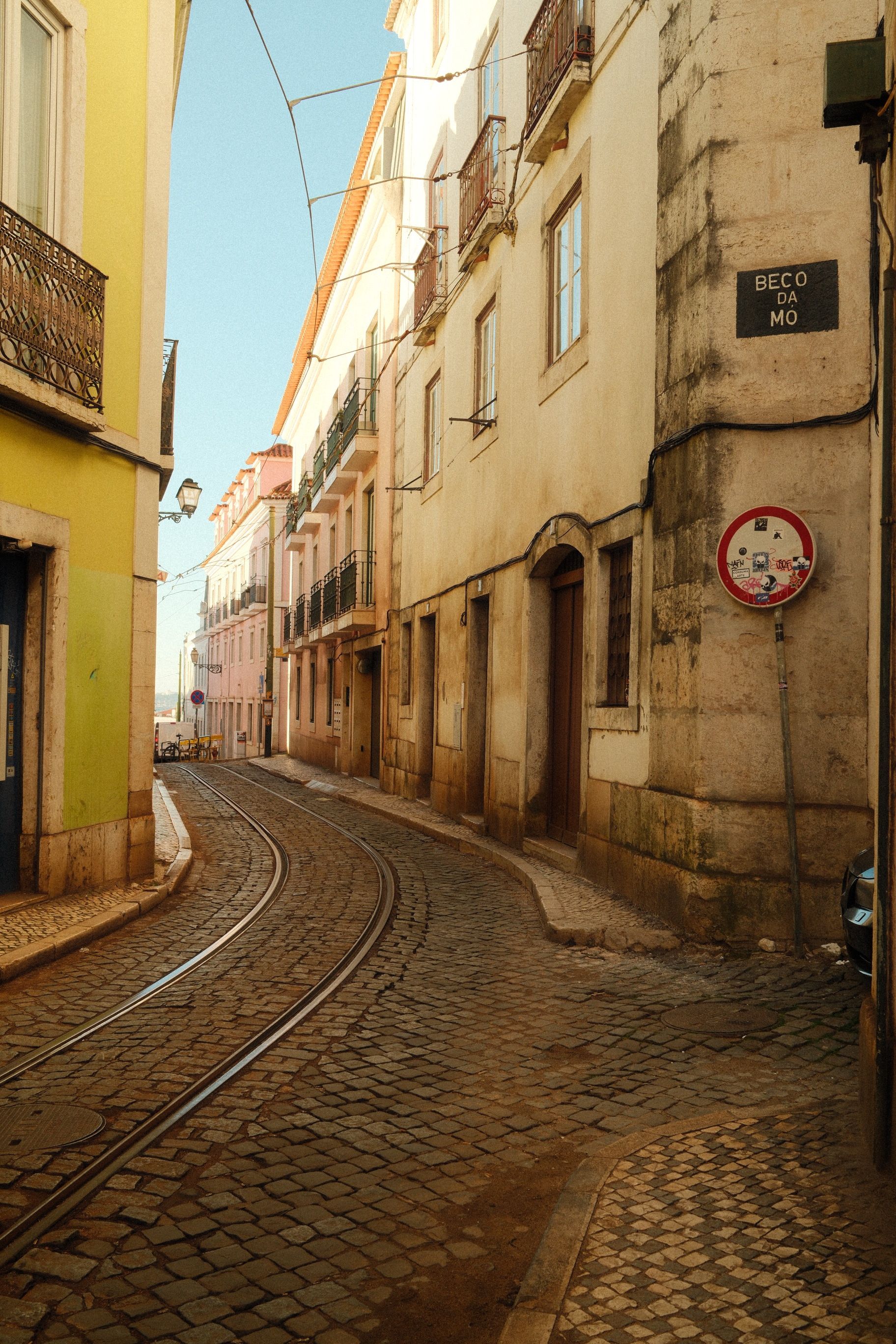 Charming Beco da Mo in Lisbon's Historic District · Free Stock Photo