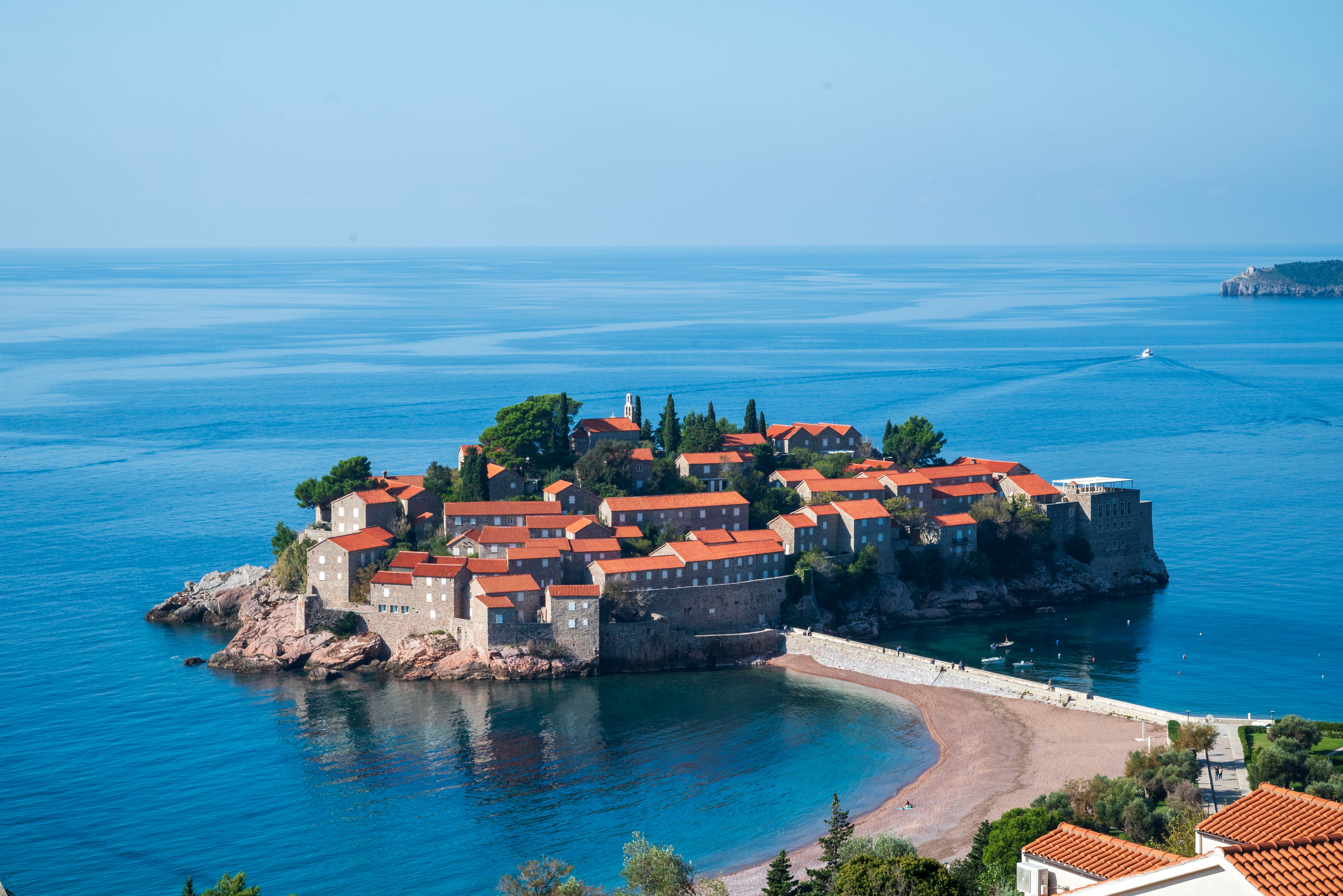 Vista Panorámica De La Isla De Sveti Stefan En Montenegro · Foto de ...