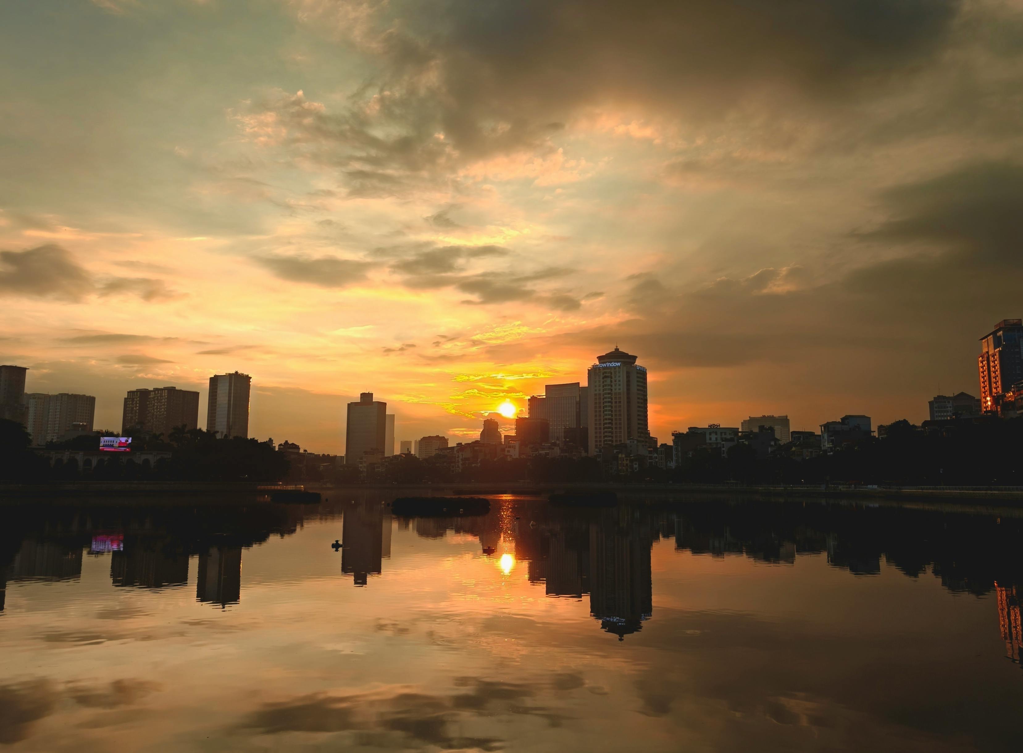 Impresionante Vista Del Horizonte Urbano Al Atardecer · Foto de stock ...