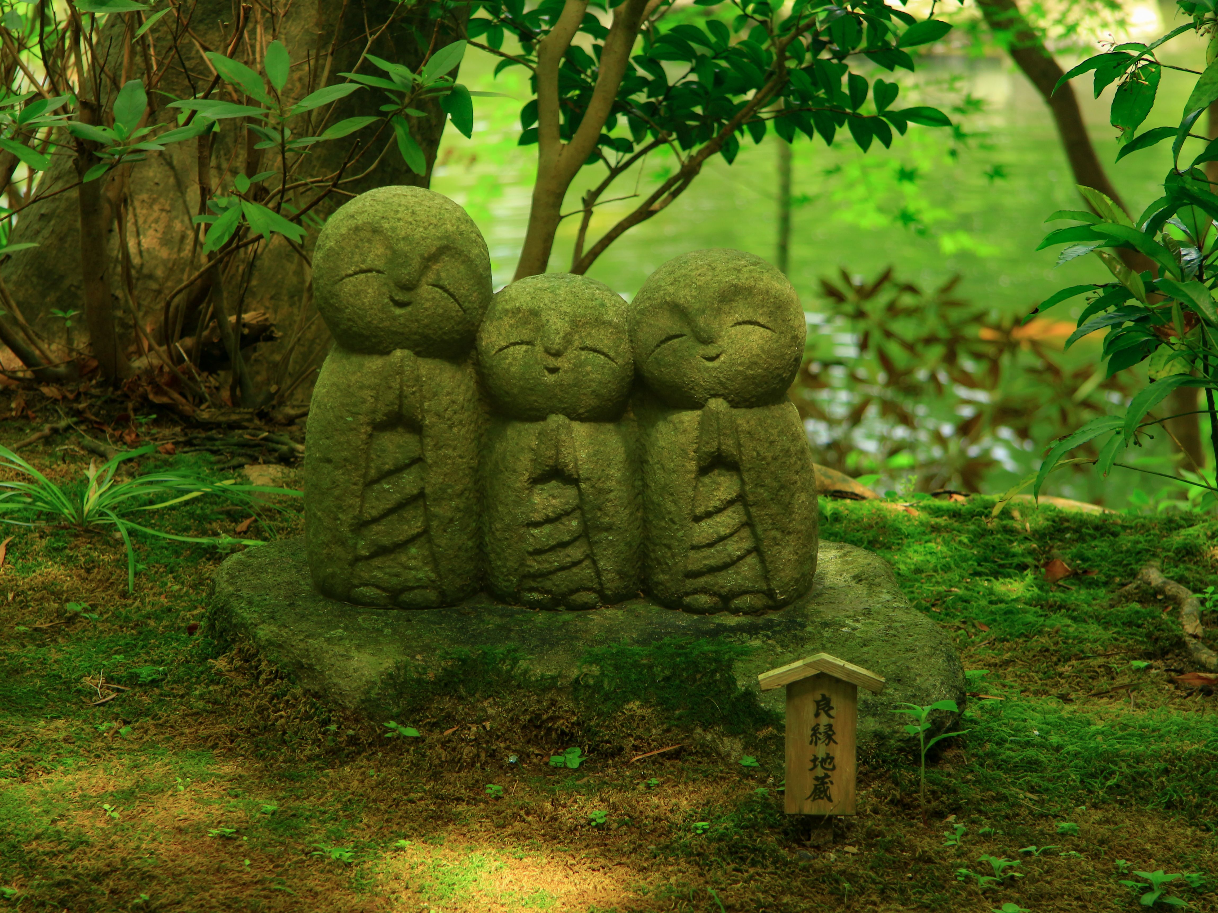 Tranquil Stone Statues in Lush Japanese Garden · Free Stock Photo
