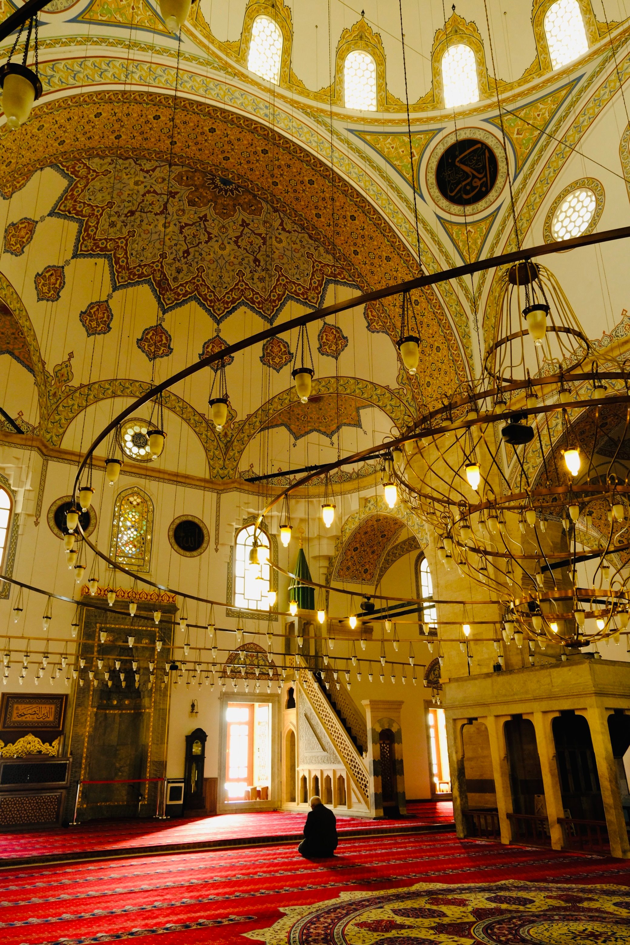 Ornate Mosque Interior with Dome and Chandelier · Free Stock Photo