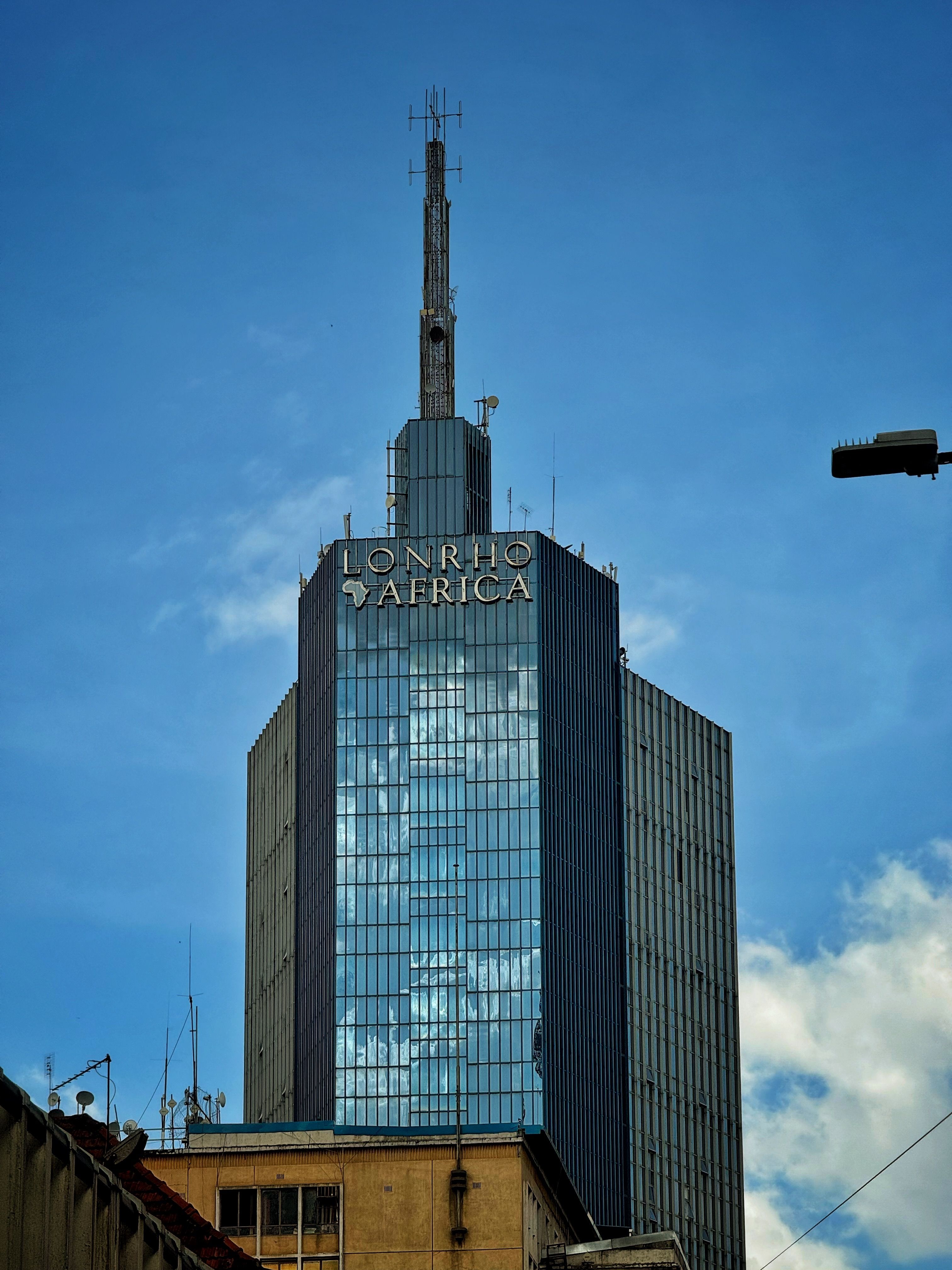 Gratte Ciel Moderne Avec Le Panneau Lonrho Africa · Photo gratuite