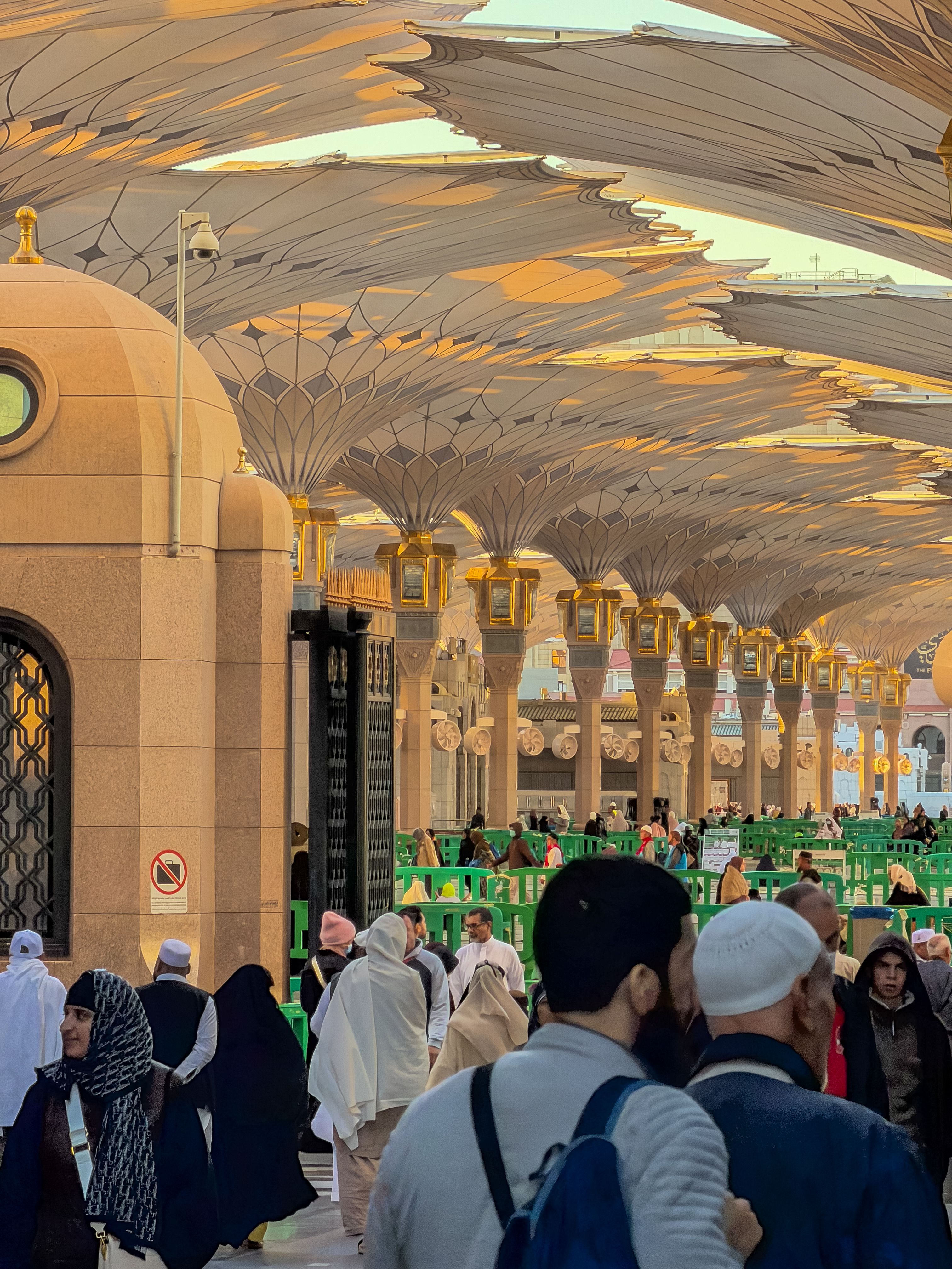 Busy Courtyard at Al-Masjid an-Nabawi Mosque · Free Stock Photo
