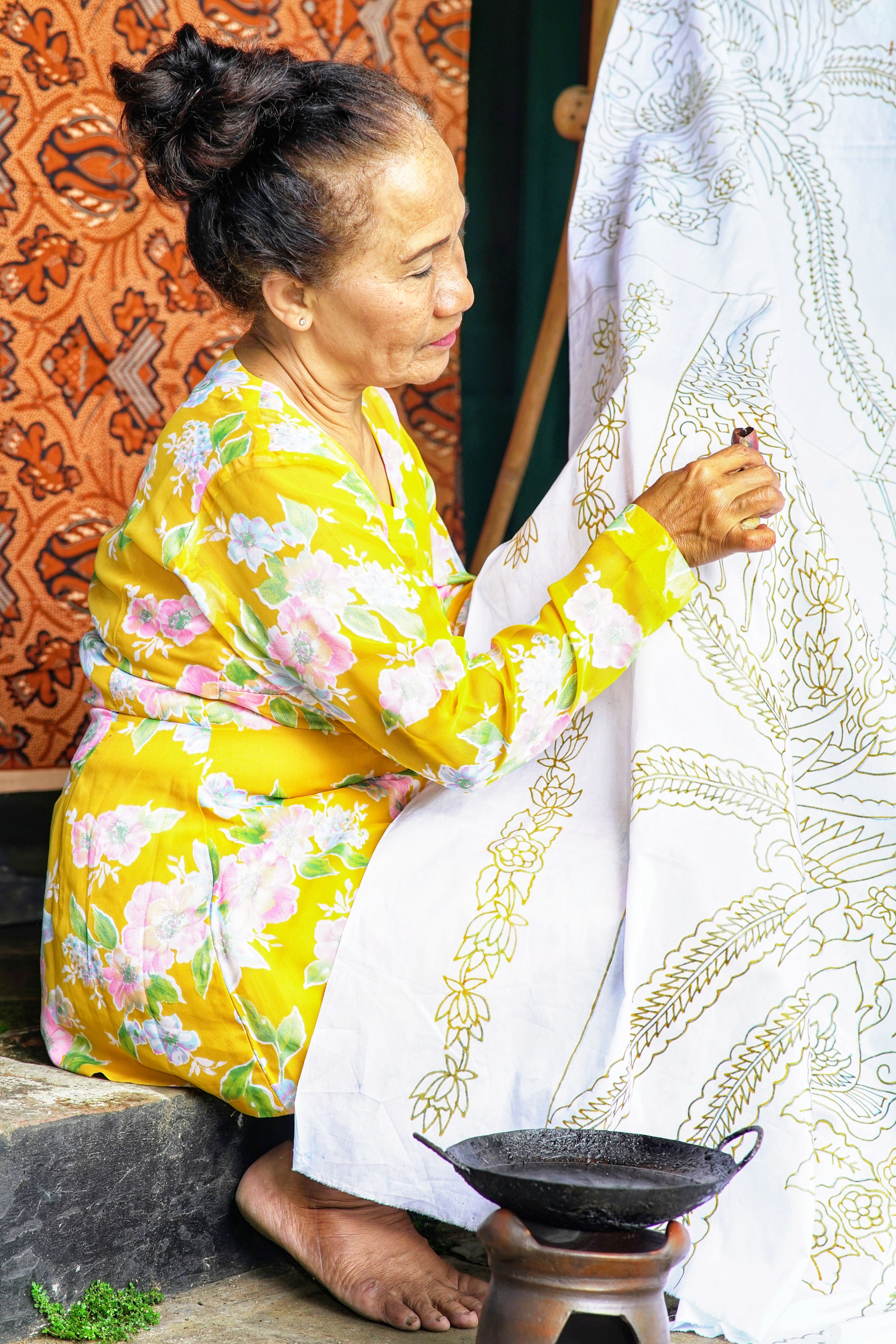 Mujer Mayor Elaborando Batik Tradicional En Indonesia · Foto de stock ...