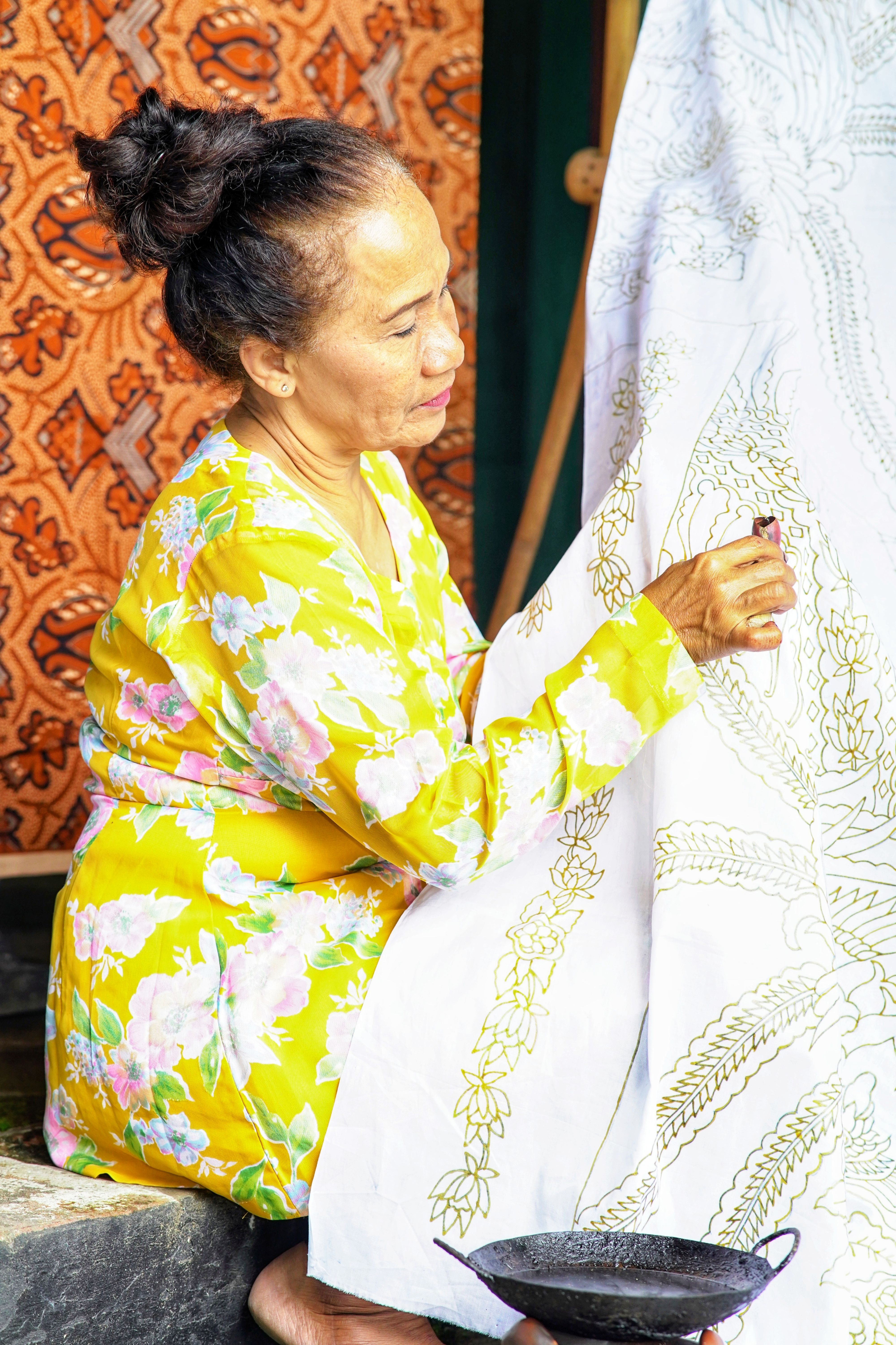 Mujer Indonesia Elaborando Batik Tradicional · Foto de stock gratuita