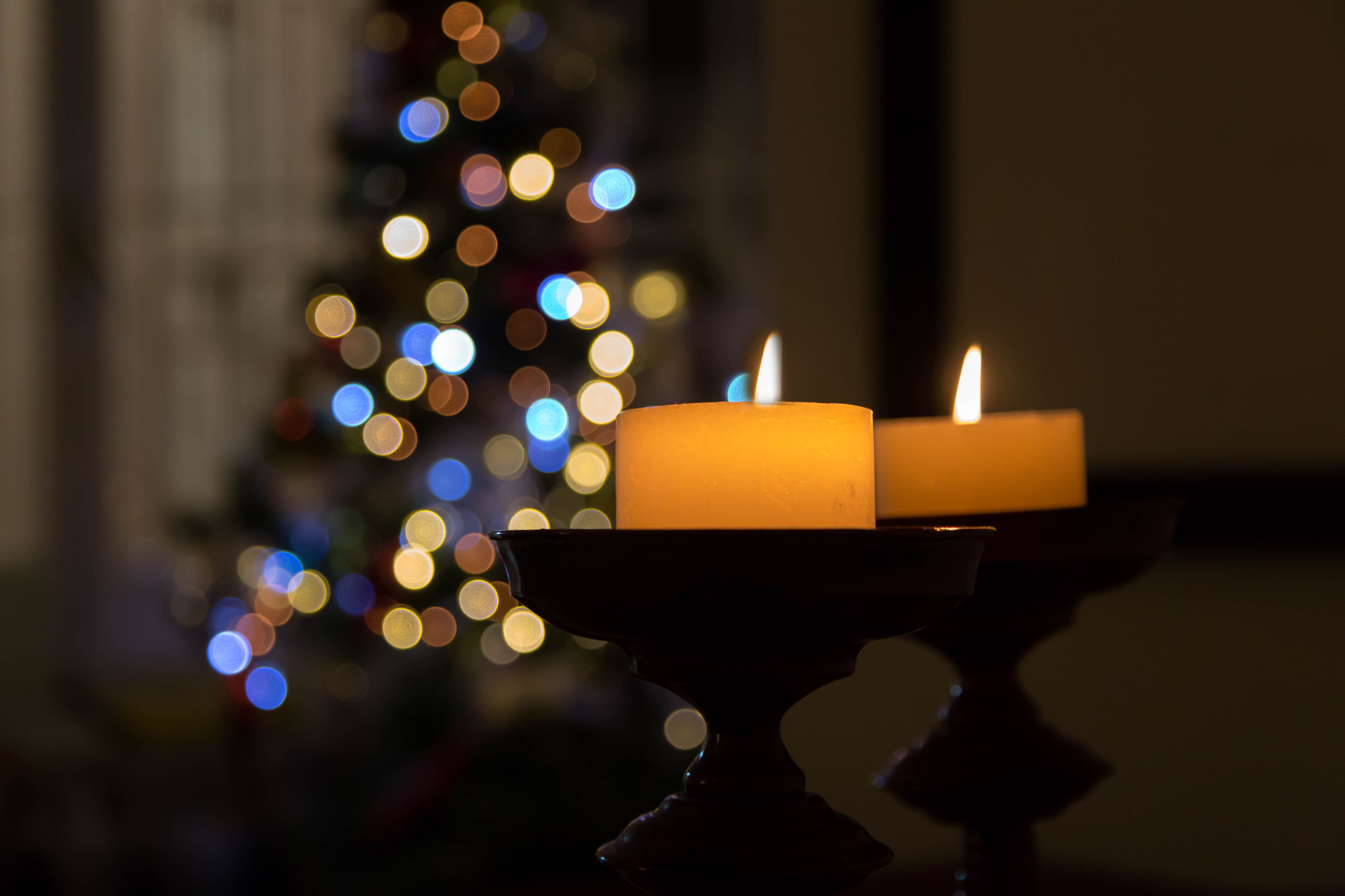 Candlelit Christmas Scene with Bokeh Lights · Free Stock Photo