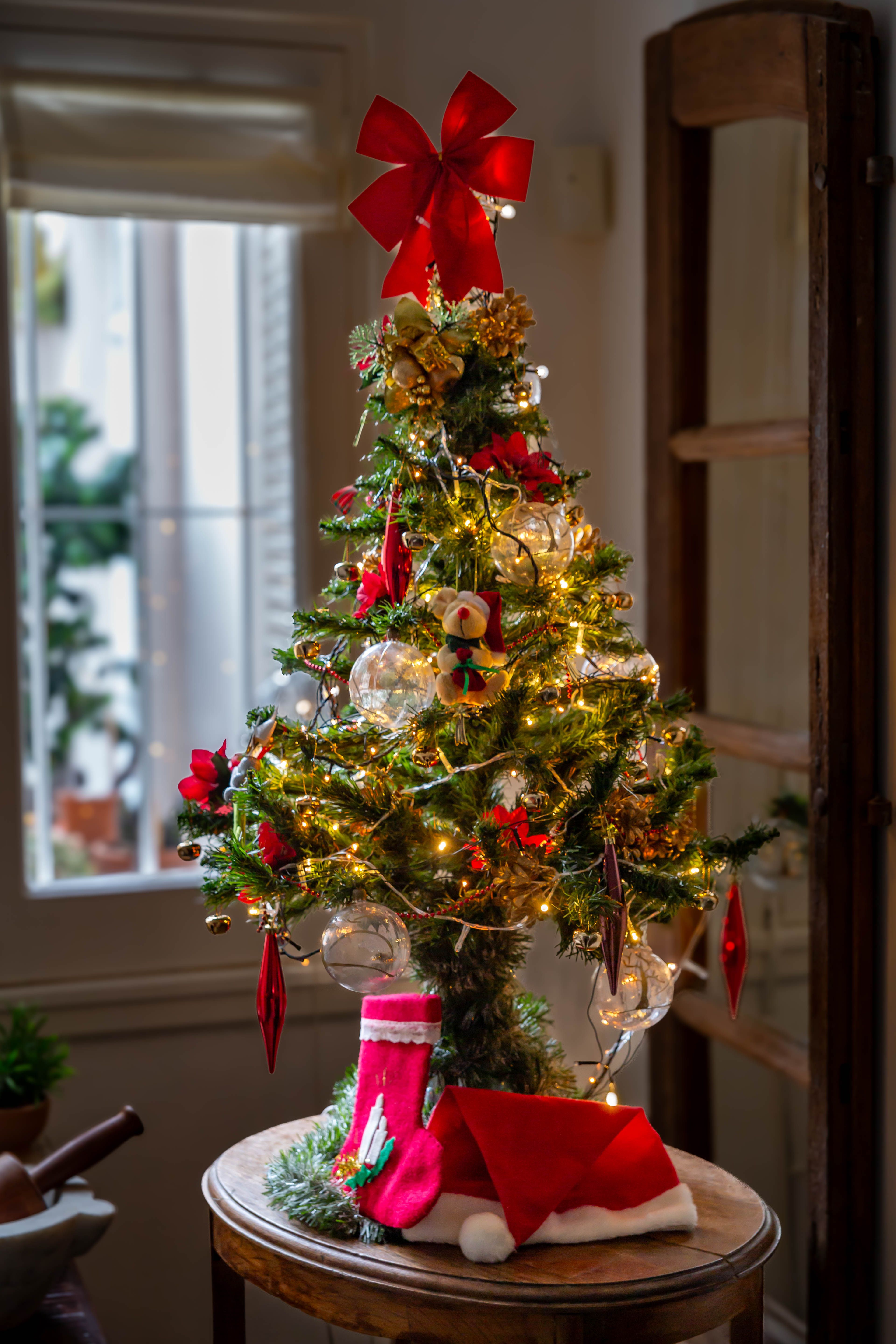 Festive Christmas Tree in Cozy Indoor Setting · Free Stock Photo