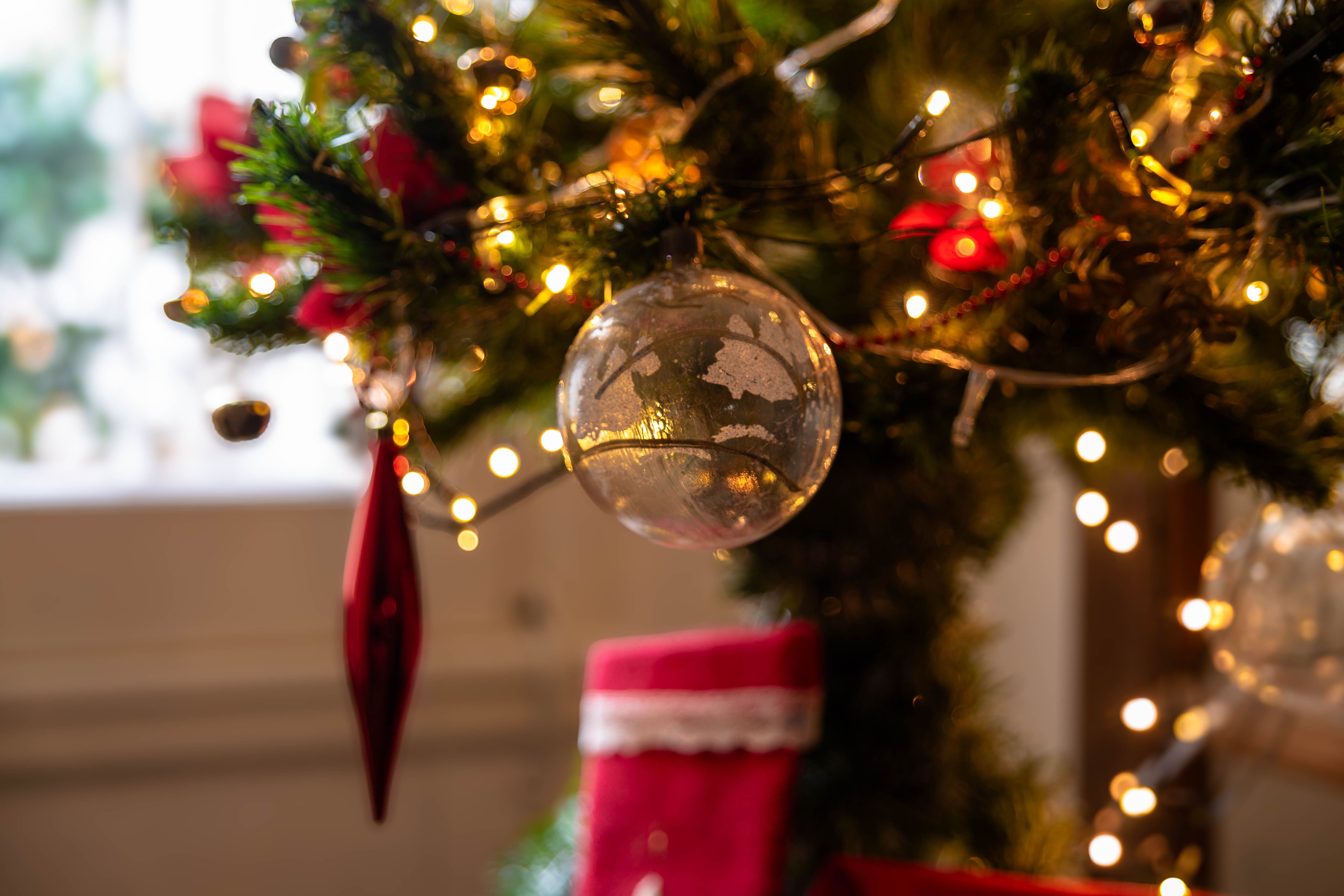 Festive Christmas Tree with Baubles and Lights · Free Stock Photo