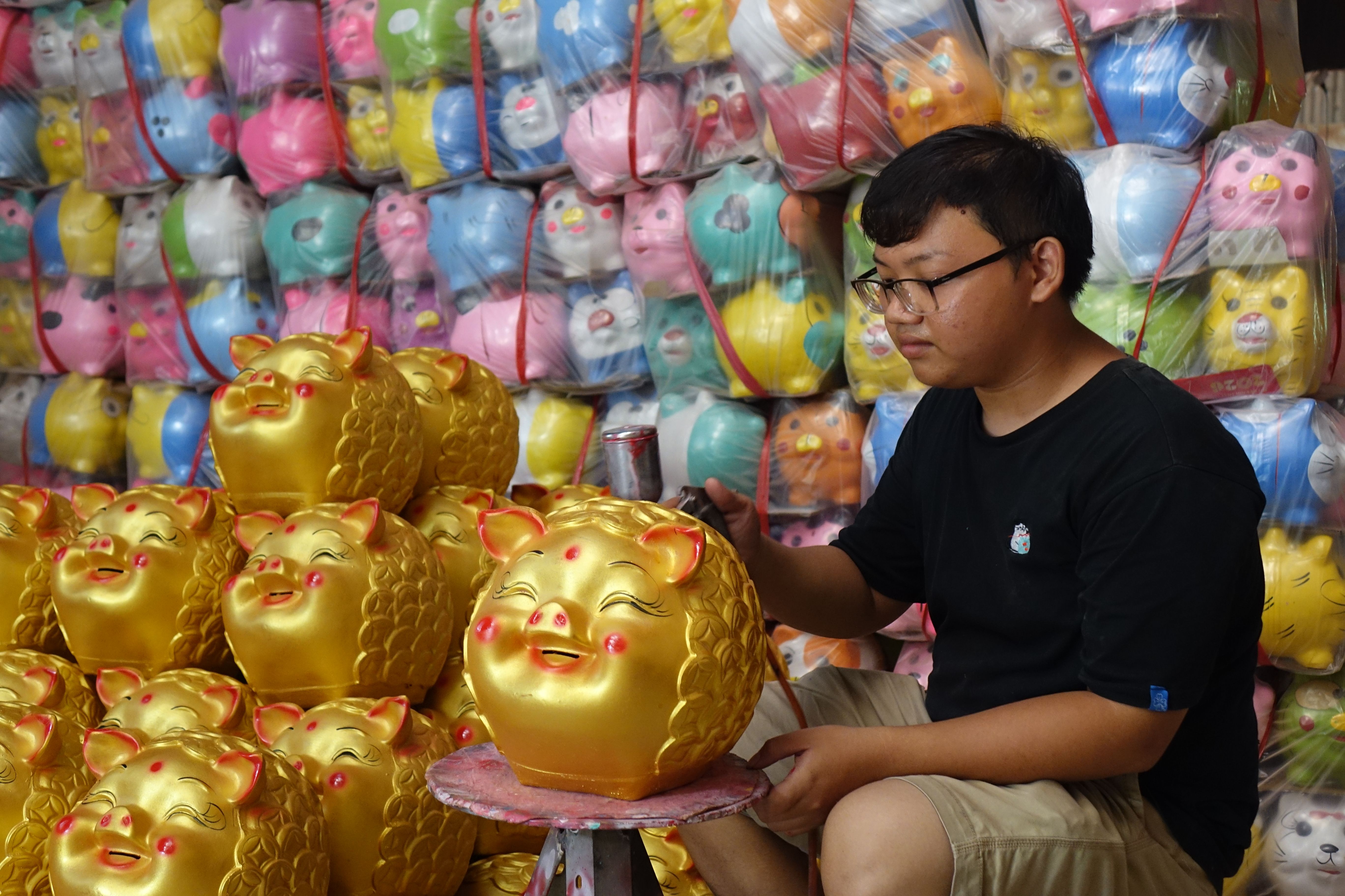 Money Bank Photos, Download The BEST Free Money Bank Stock Photos & HD ...