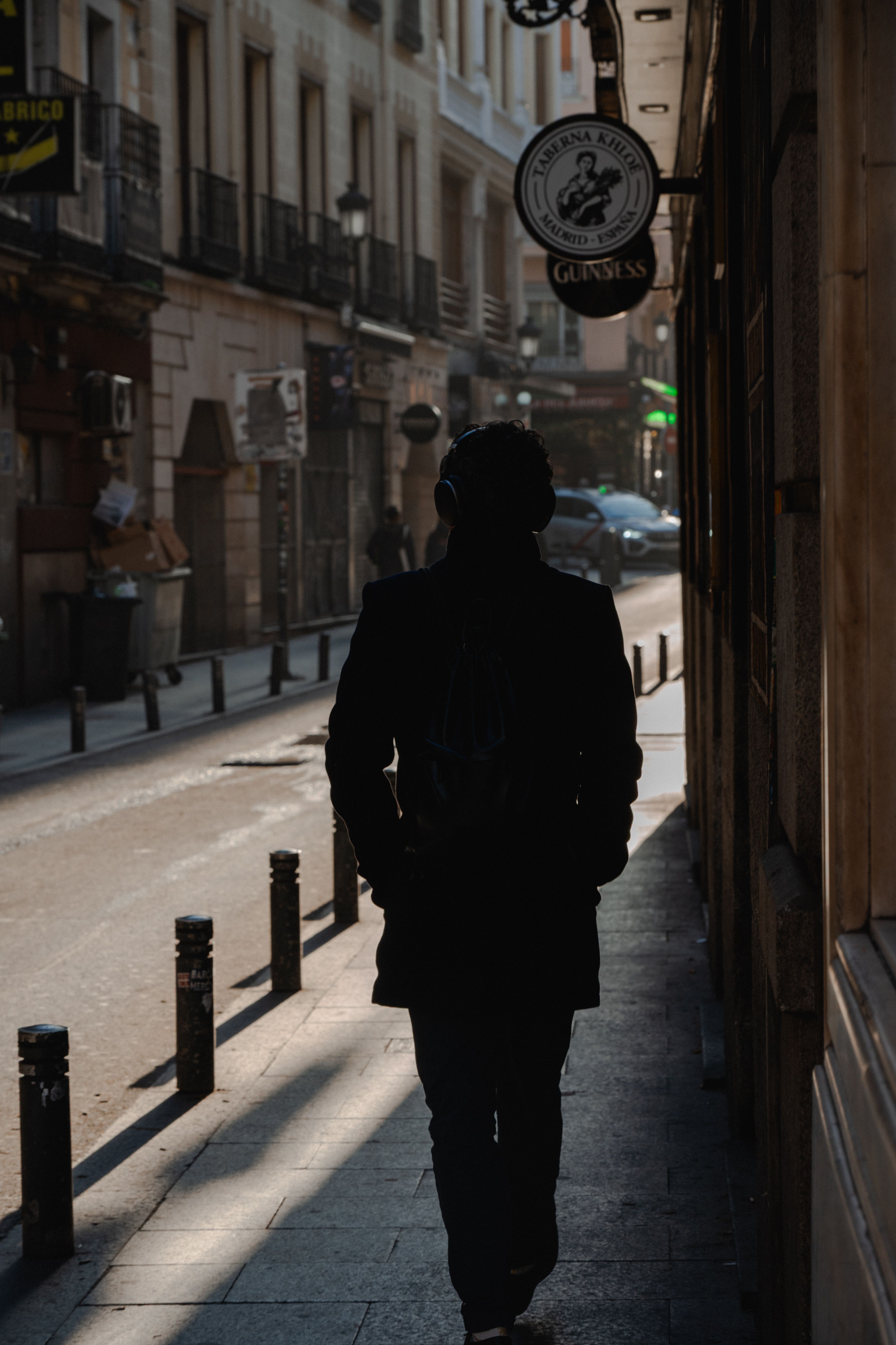 Silueta De Una Persona Paseando Por La Calle Madrid · Foto de stock ...