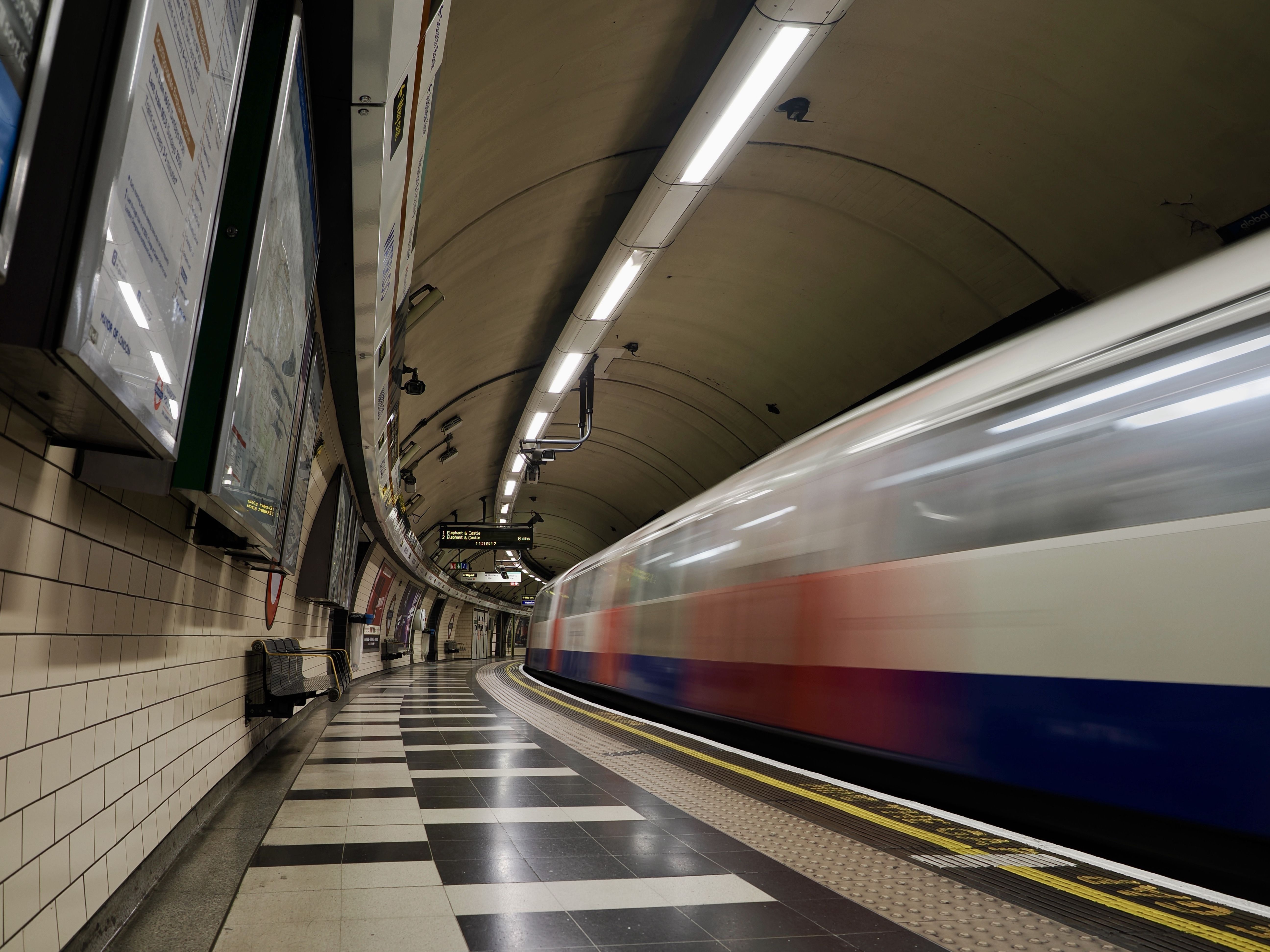London Underground Train in Motion at Station · Free Stock Photo