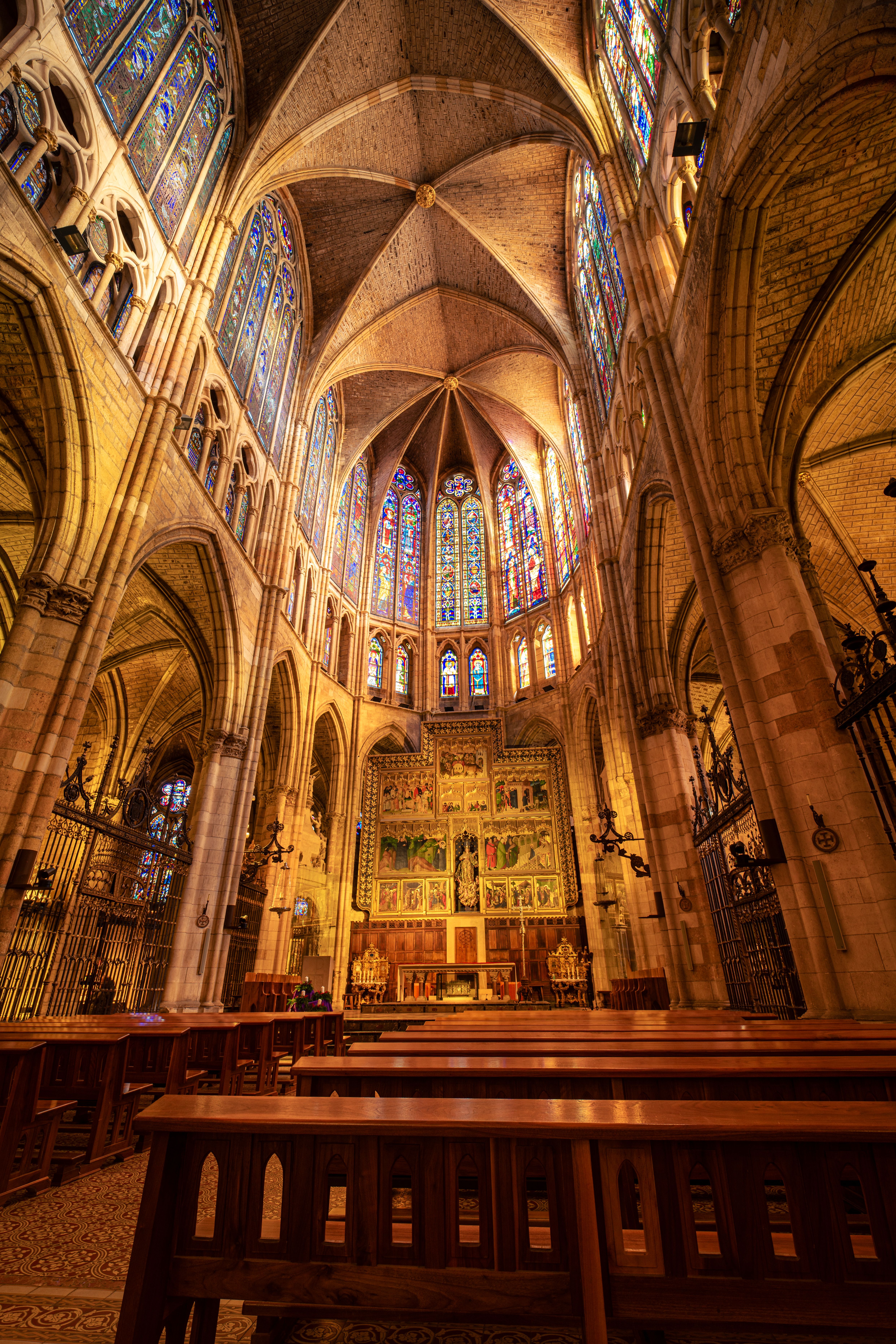 Stunning Interior of León Cathedral, Spain · Free Stock Photo
