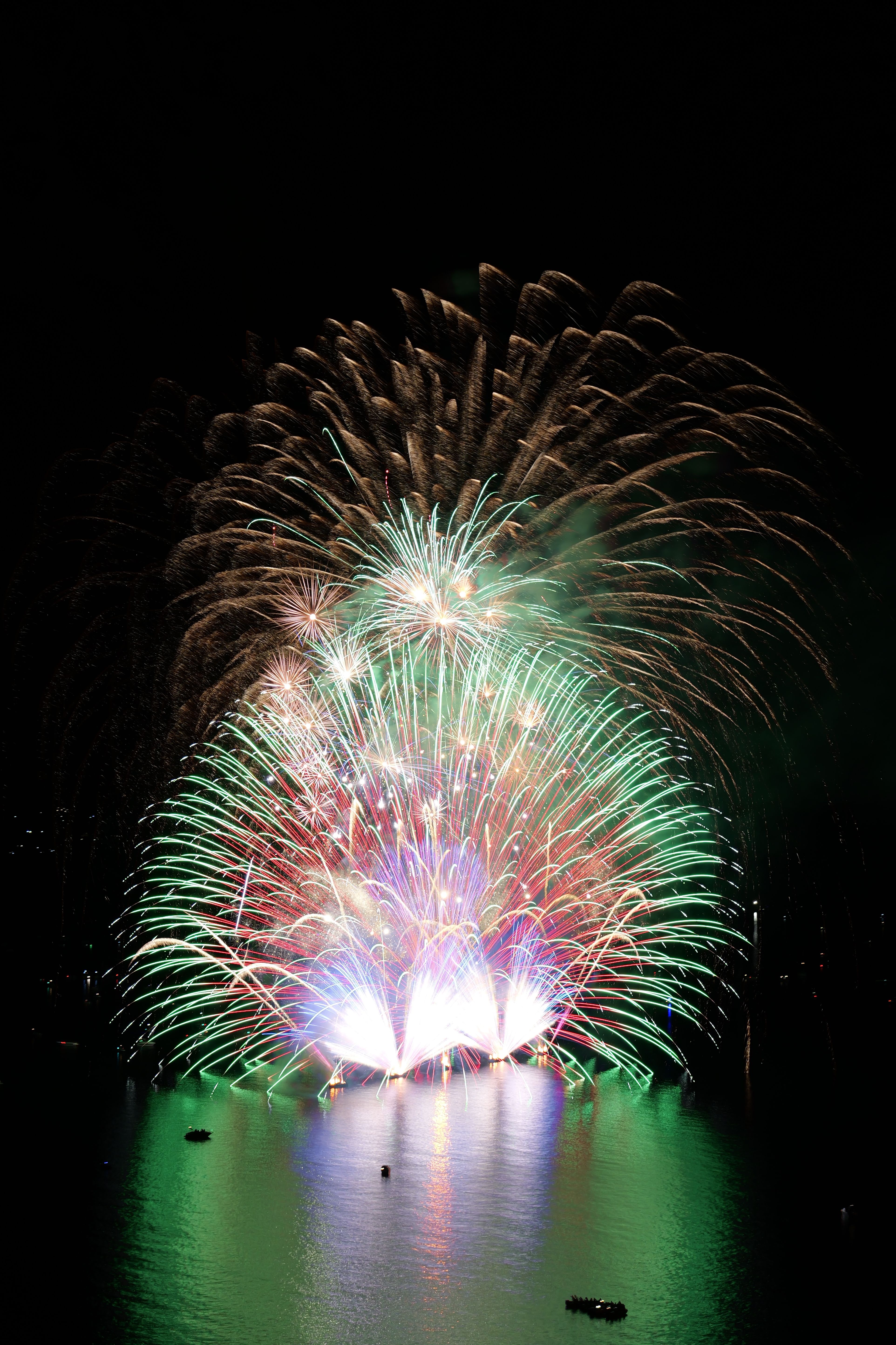 Stunning fireworks display over water at night · Free Stock Photo
