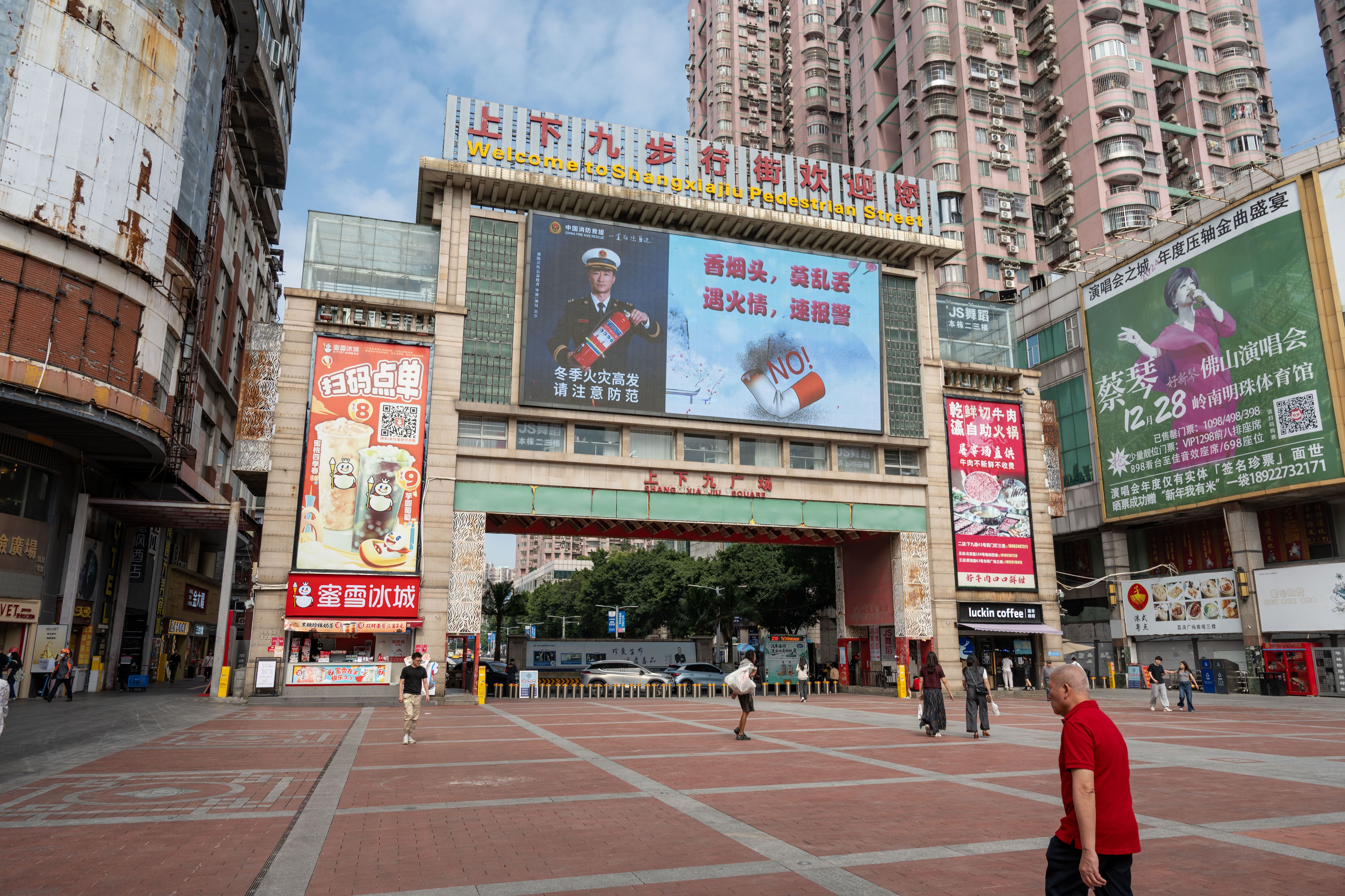 Entrance to Shangxiajiu Pedestrian Street in Guangzhou · Free Stock Photo