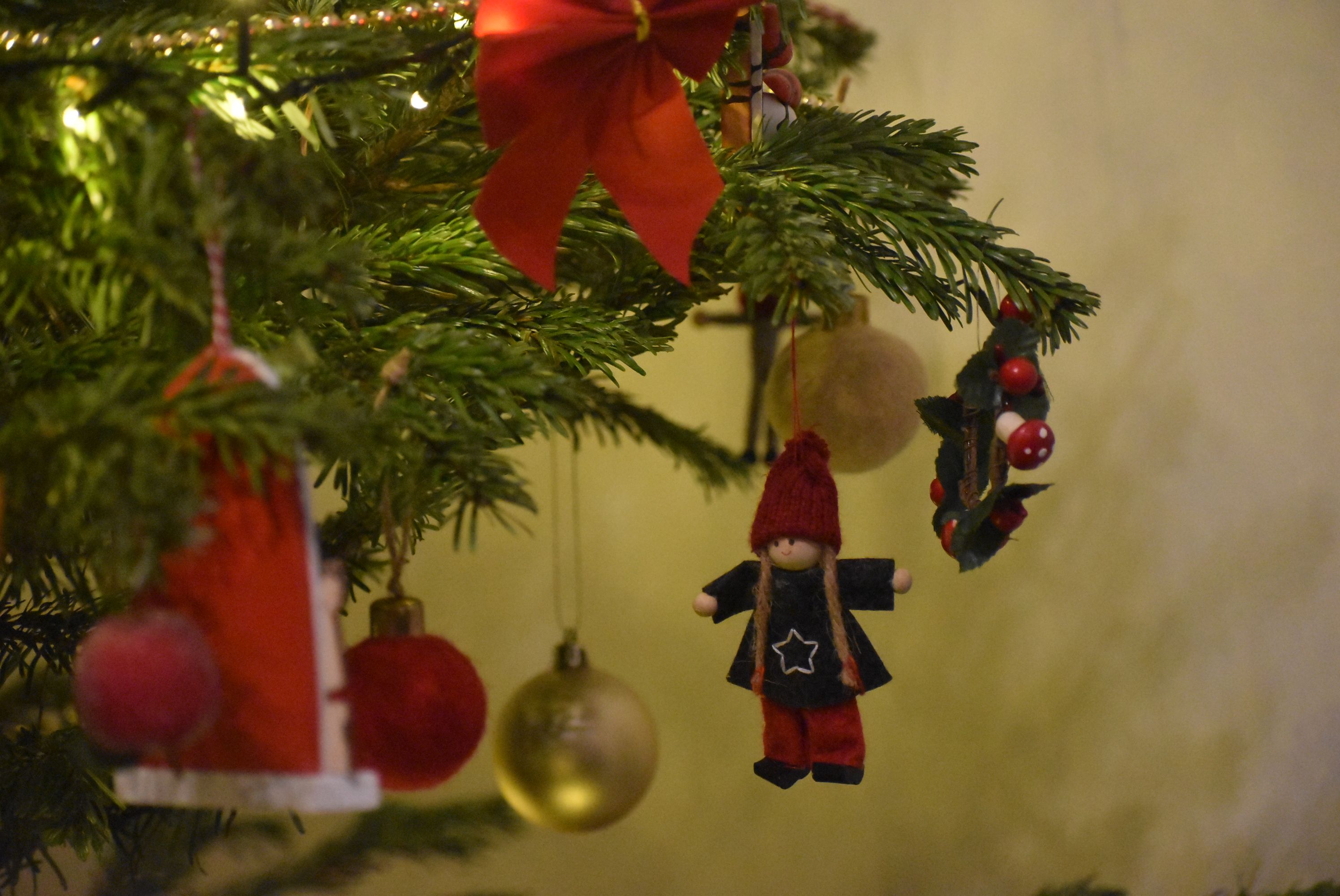 Festive Christmas Tree Decorations Close-up · Free Stock Photo