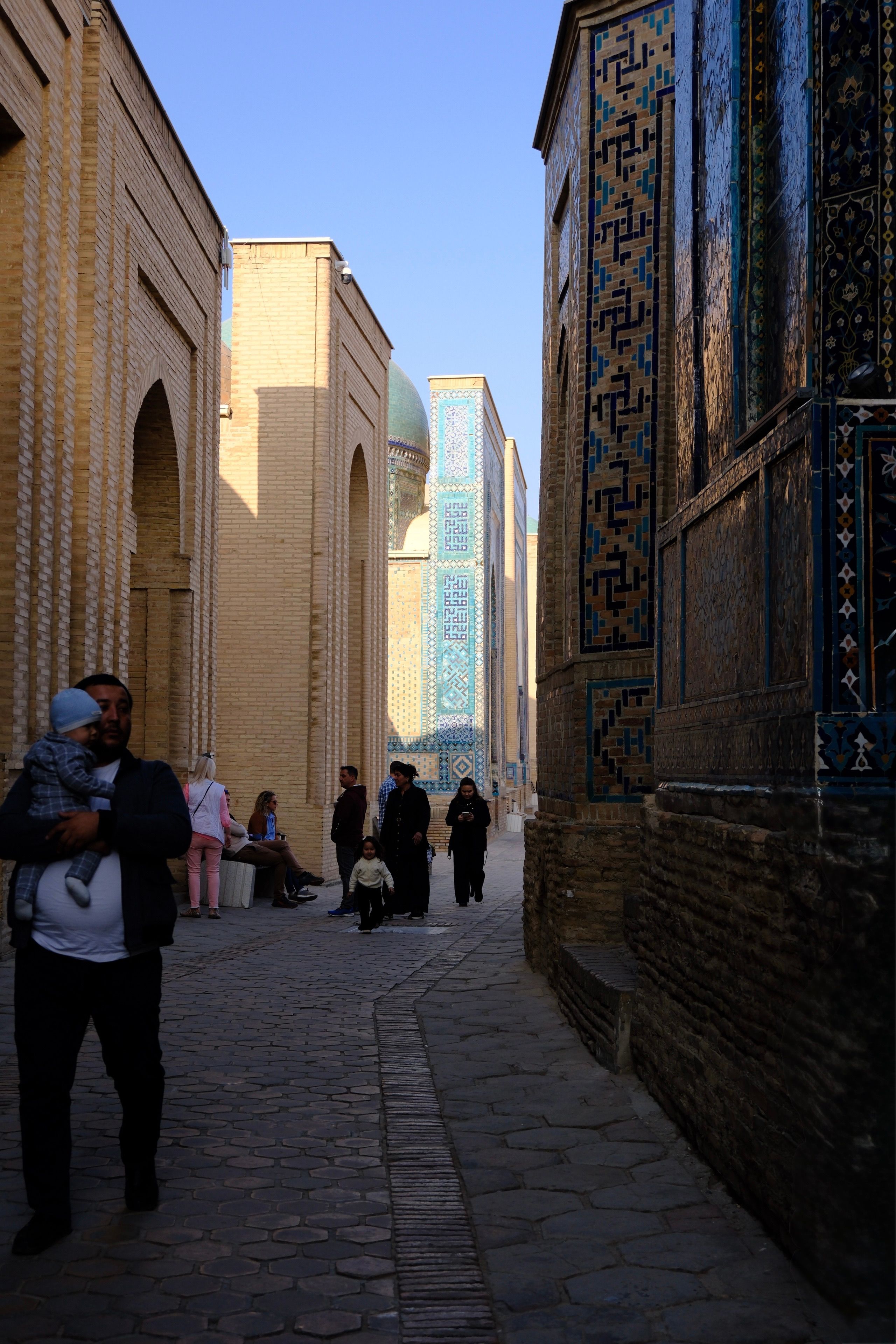 Historic Samarkand Street Scene with Tourists · Free Stock Photo