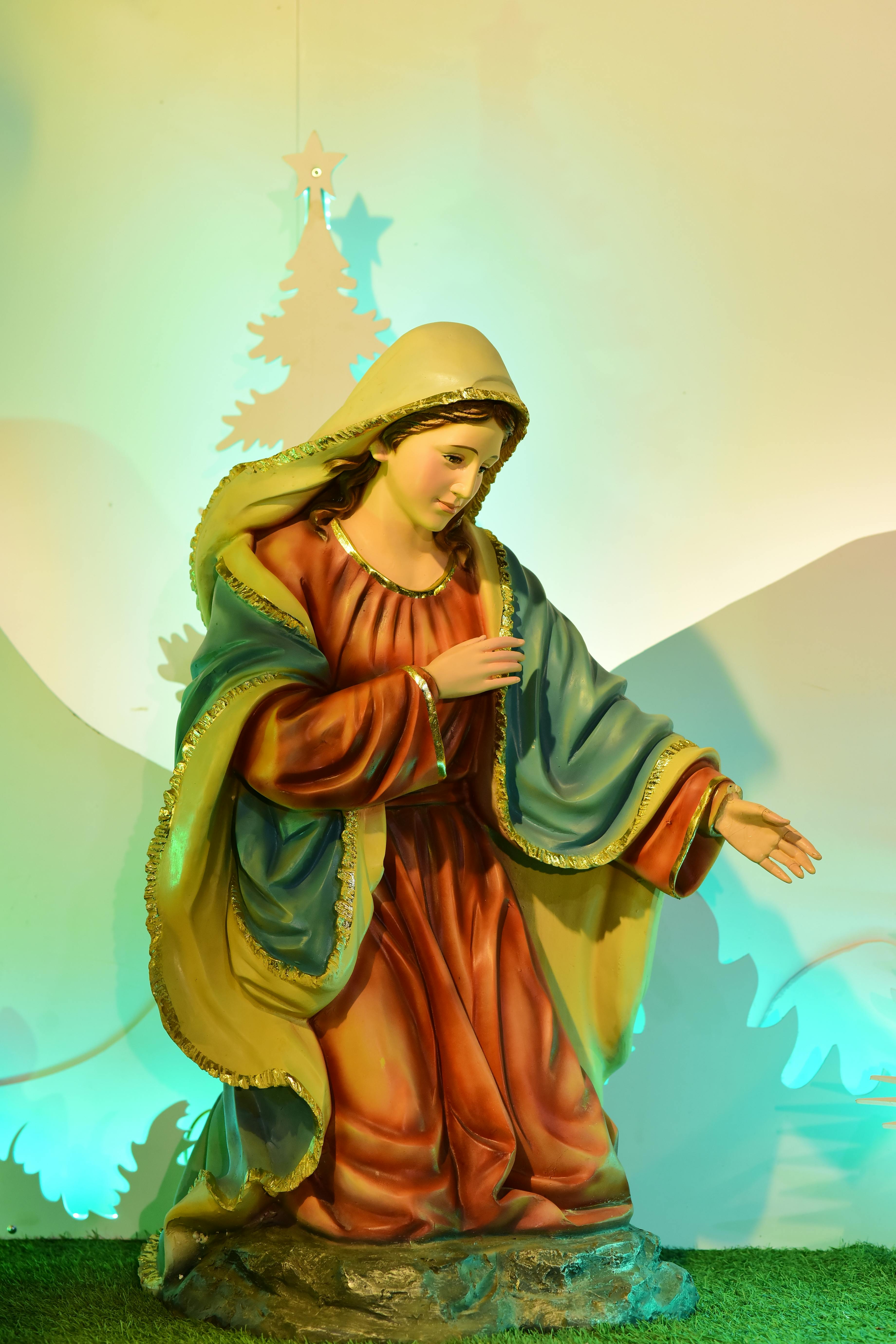 Estatua De La Virgen María Iluminada De Colores · Foto de stock gratuita