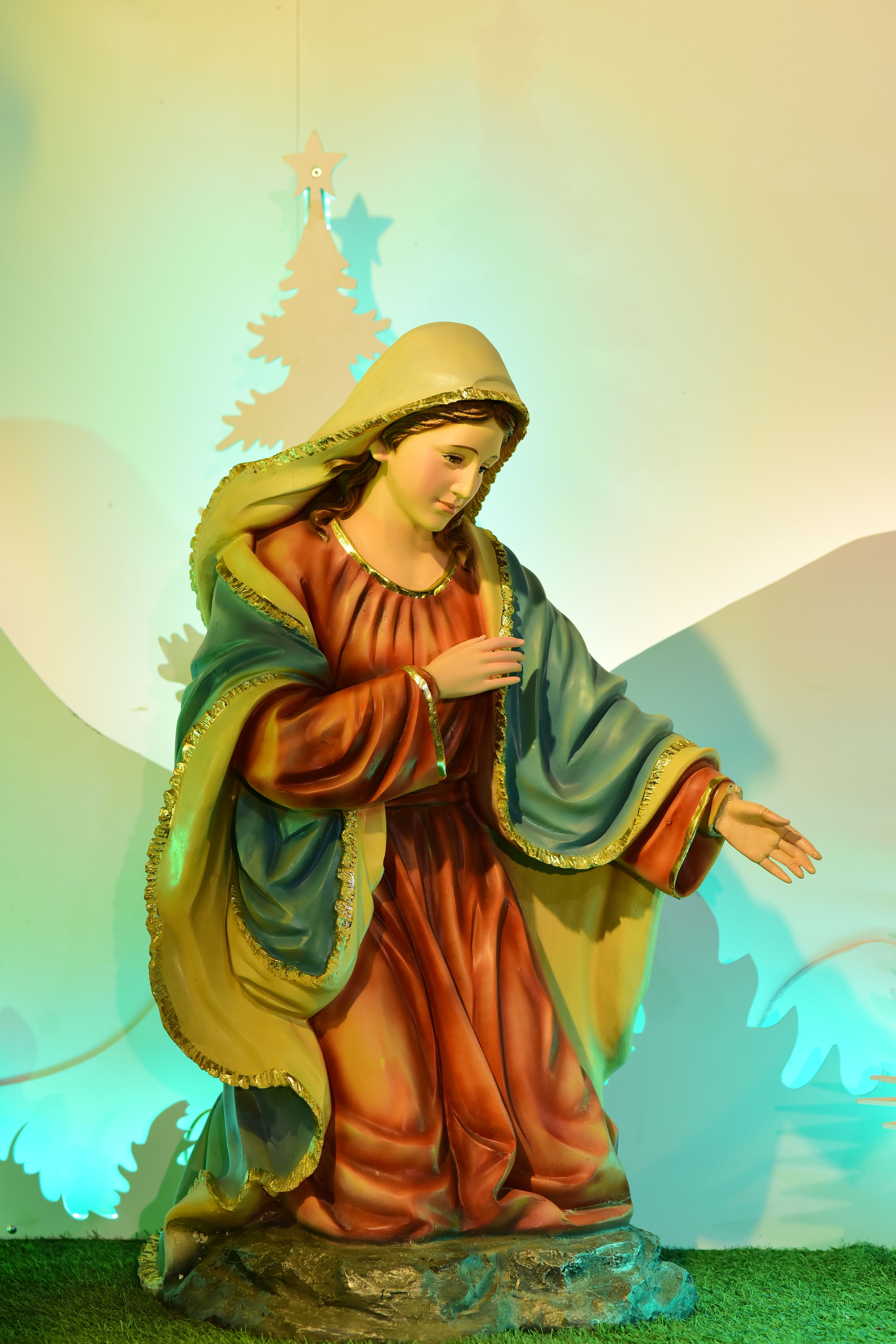 Estatua De La Virgen María Iluminada De Colores · Foto de stock gratuita