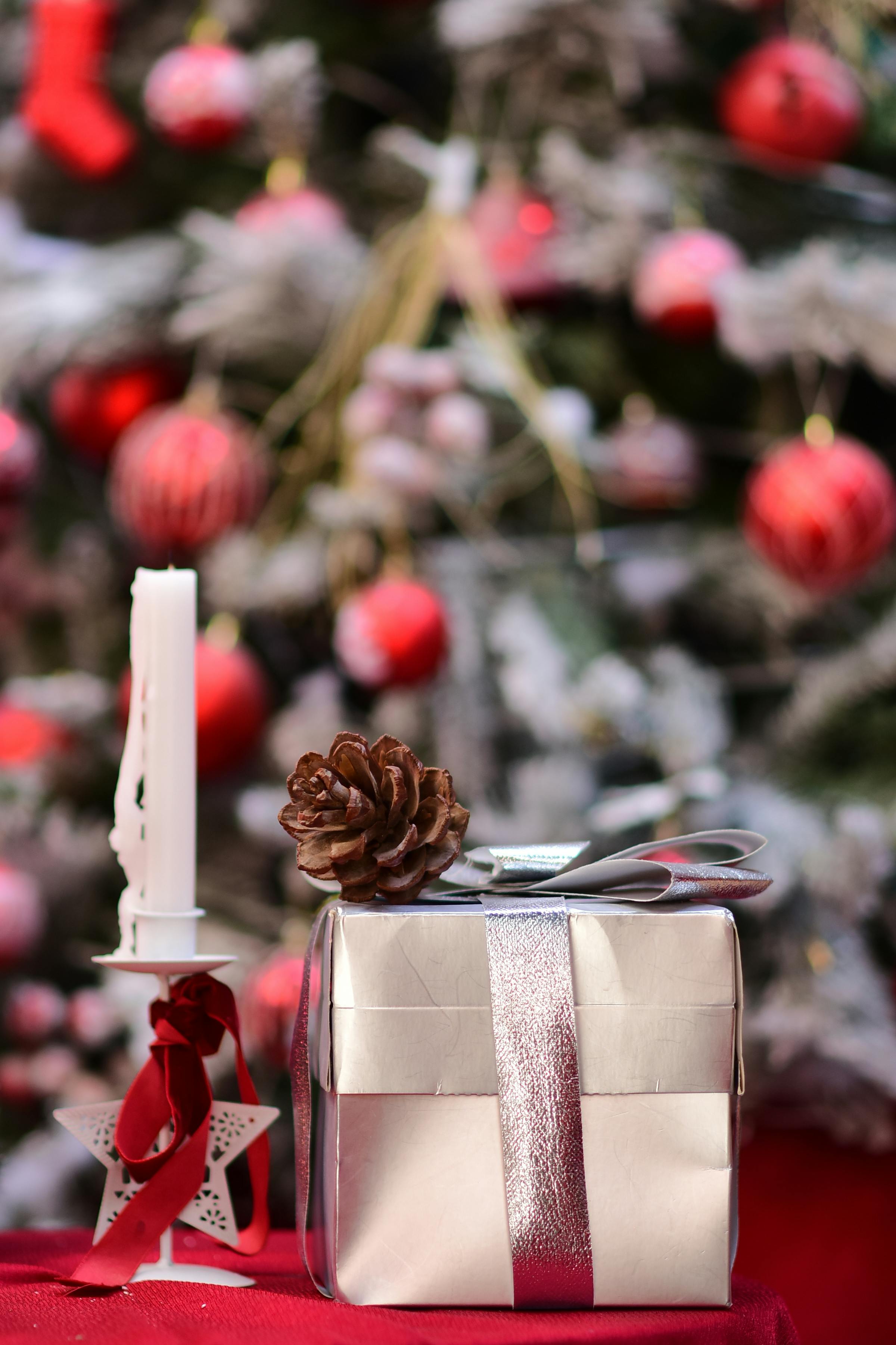 Escena Festiva De Regalos Y Velas Navideñas · Foto de stock gratuita