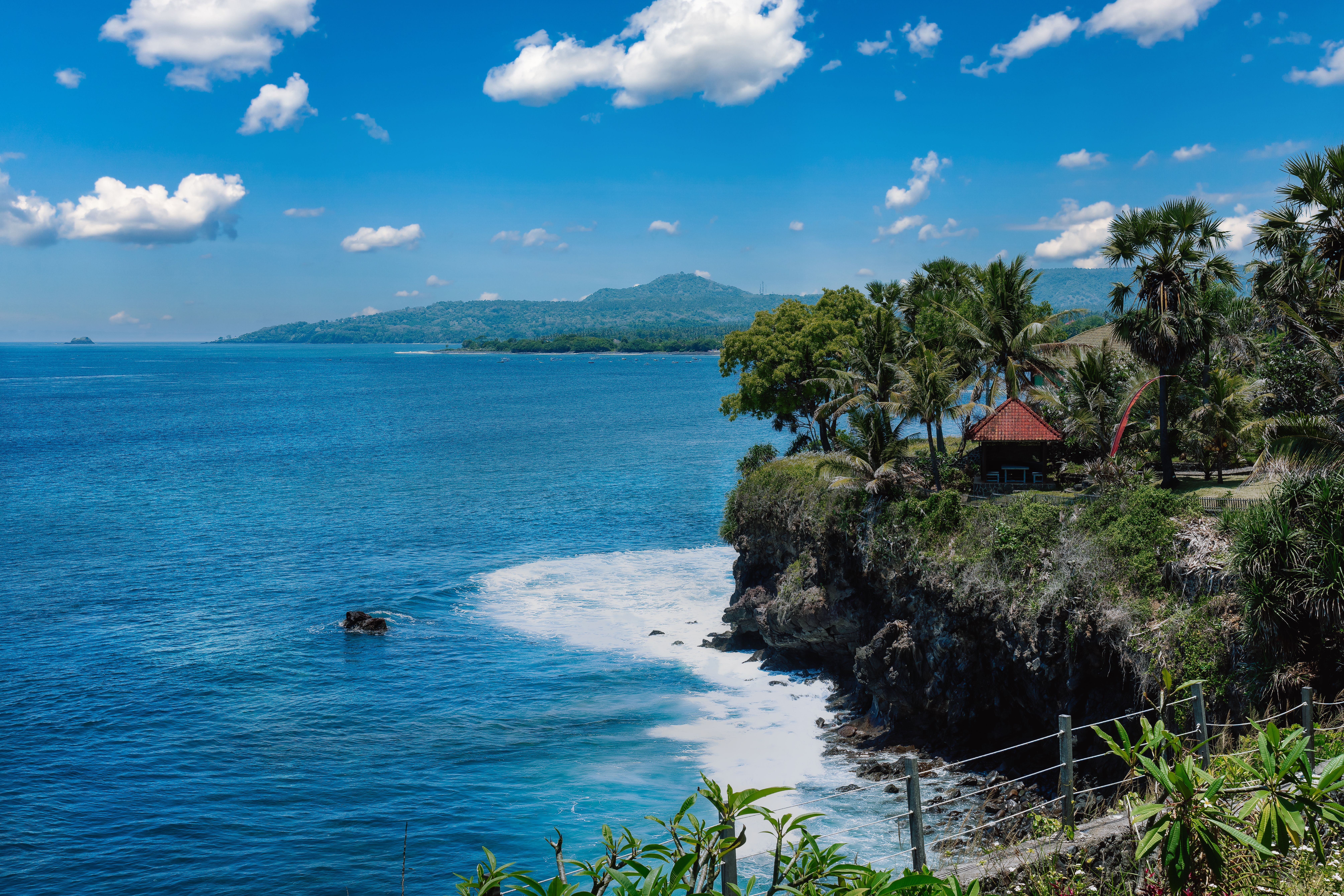 Scenic Cliffside View in Bali's Tropical Landscape · Free Stock Photo