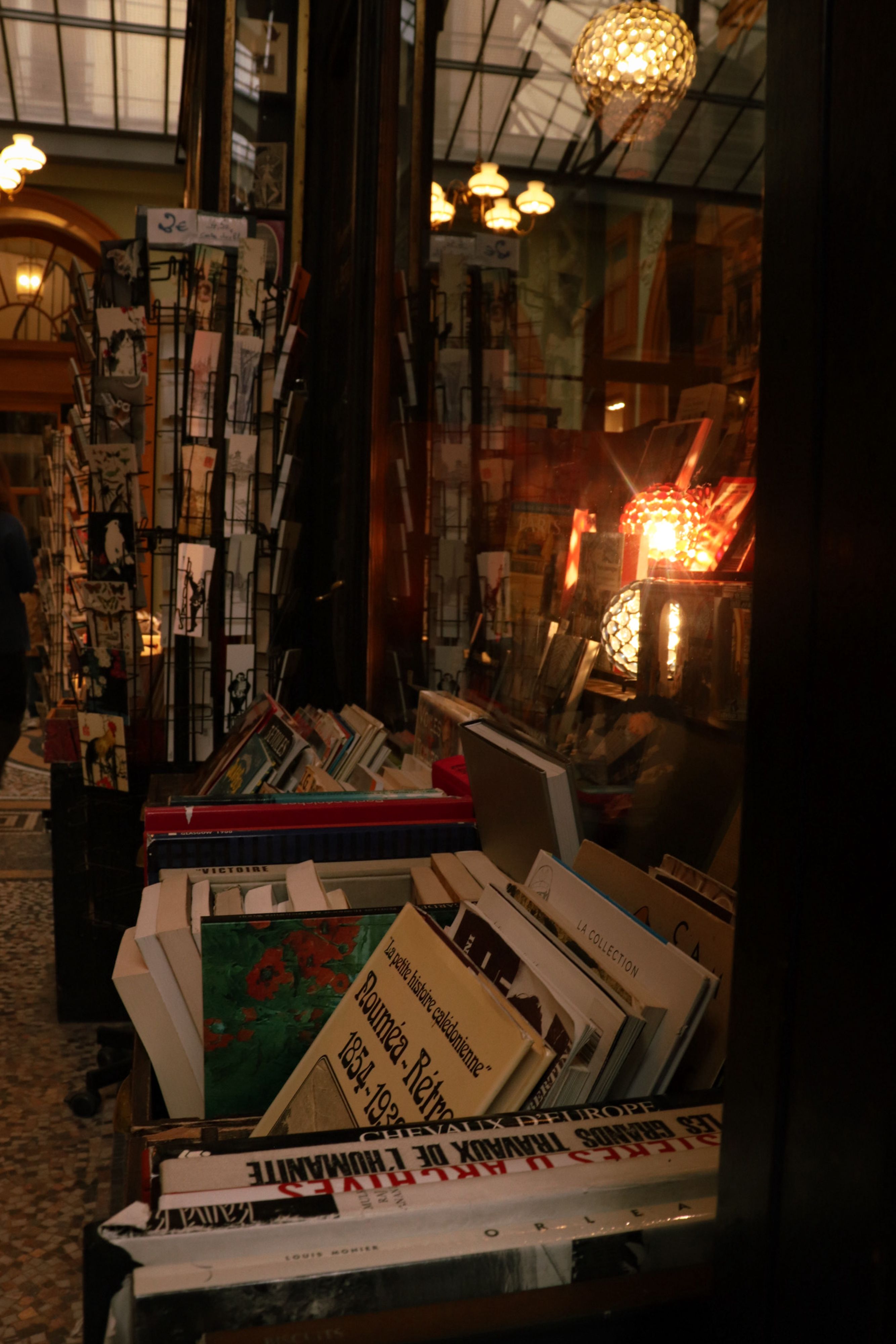 Cozy Vintage Bookstore with Warm Lighting · Free Stock Photo
