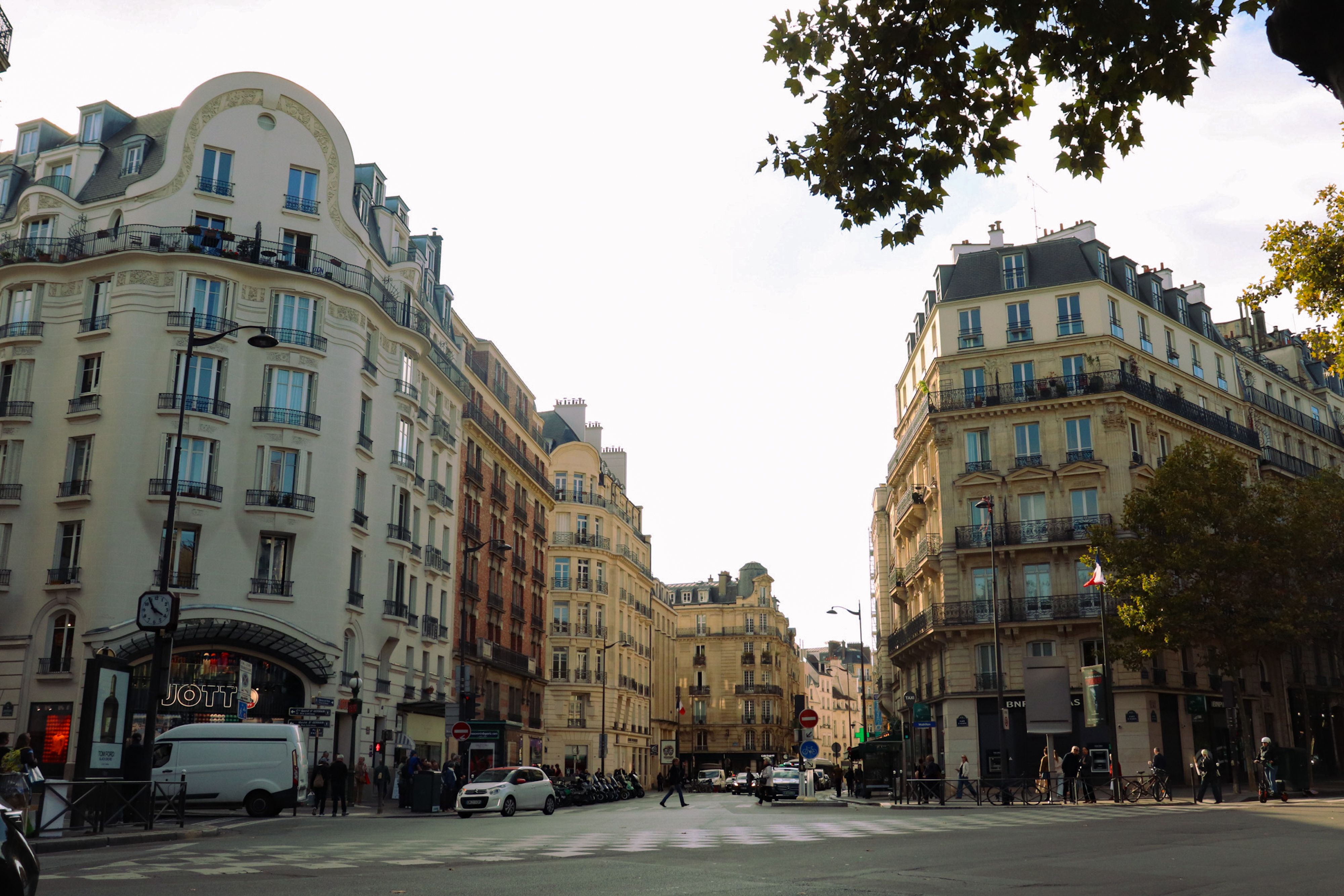 Charming Parisian Street Scene with Classic Architecture · Free Stock Photo
