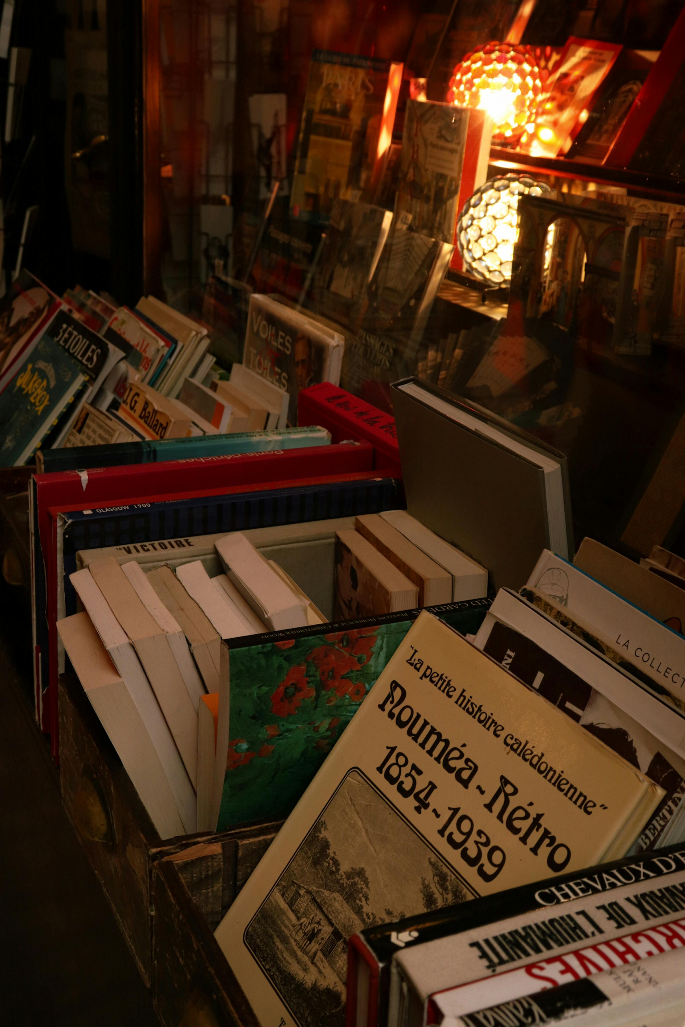 Boys Texting On Smartphone Photos, Download The BEST Free Boys Texting ...