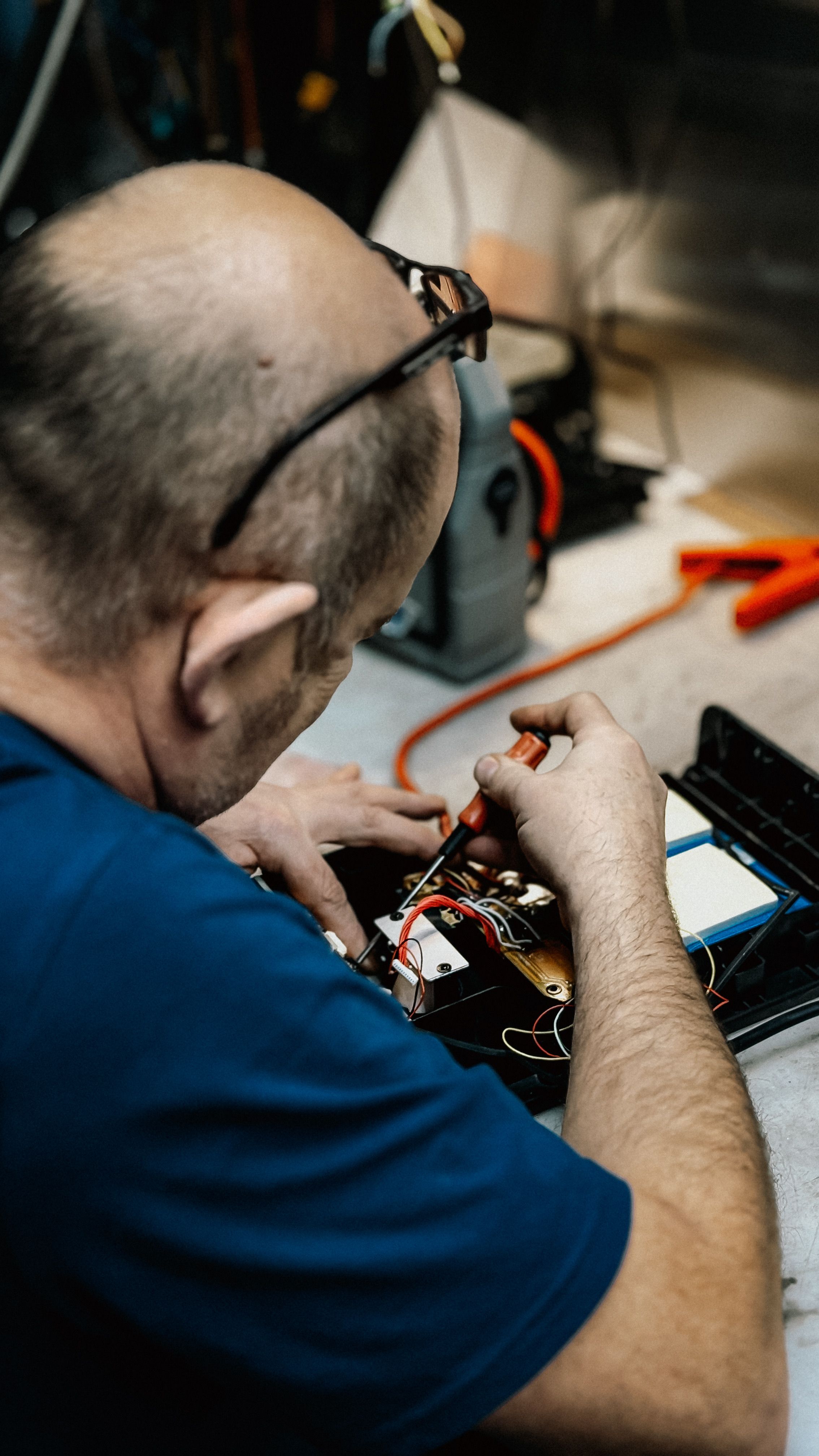 Technicien Supérieur En Réparation D'appareils électroniques · Photo ...