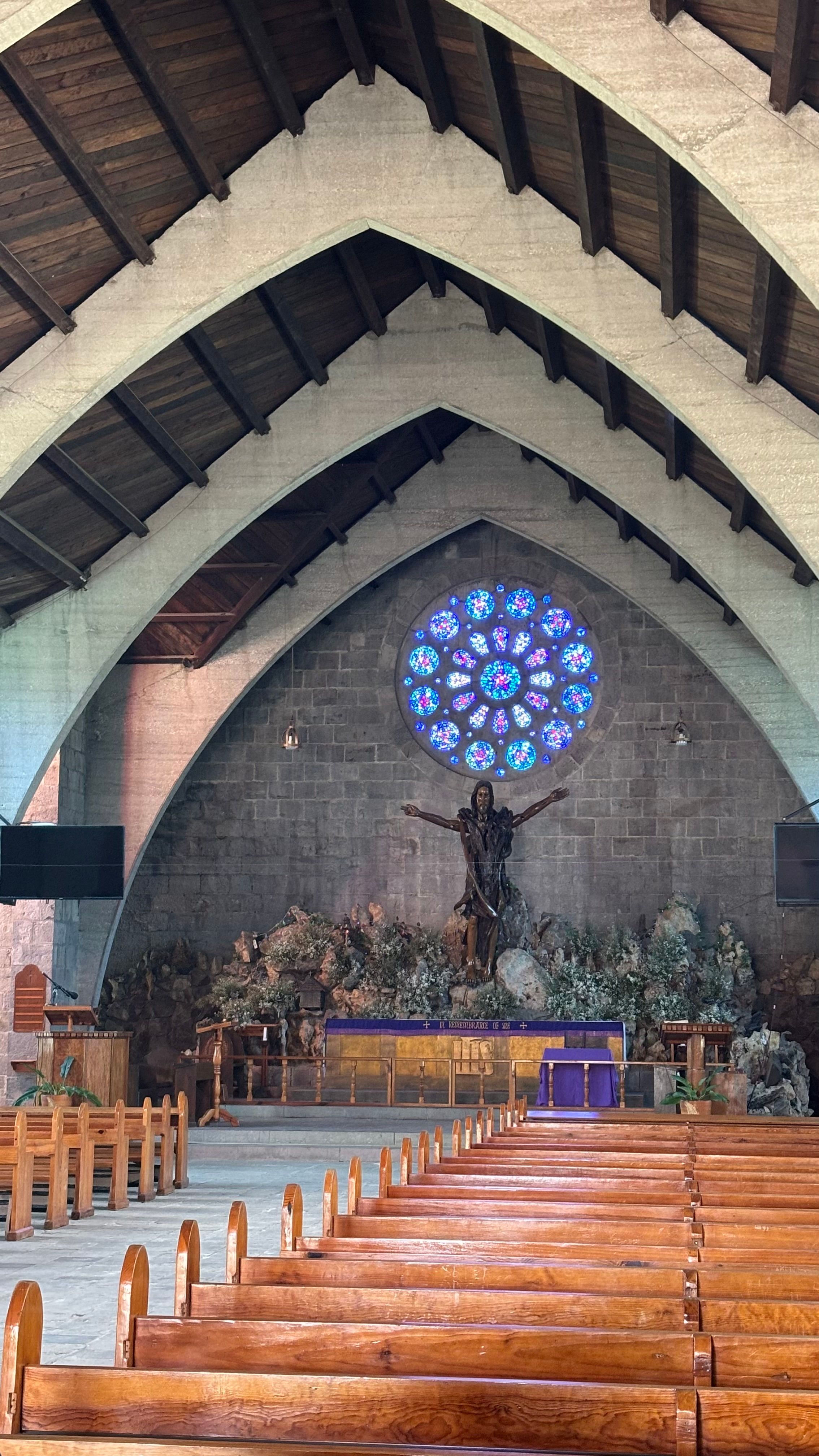 Elegant Church Interior with Rose Window · Free Stock Photo