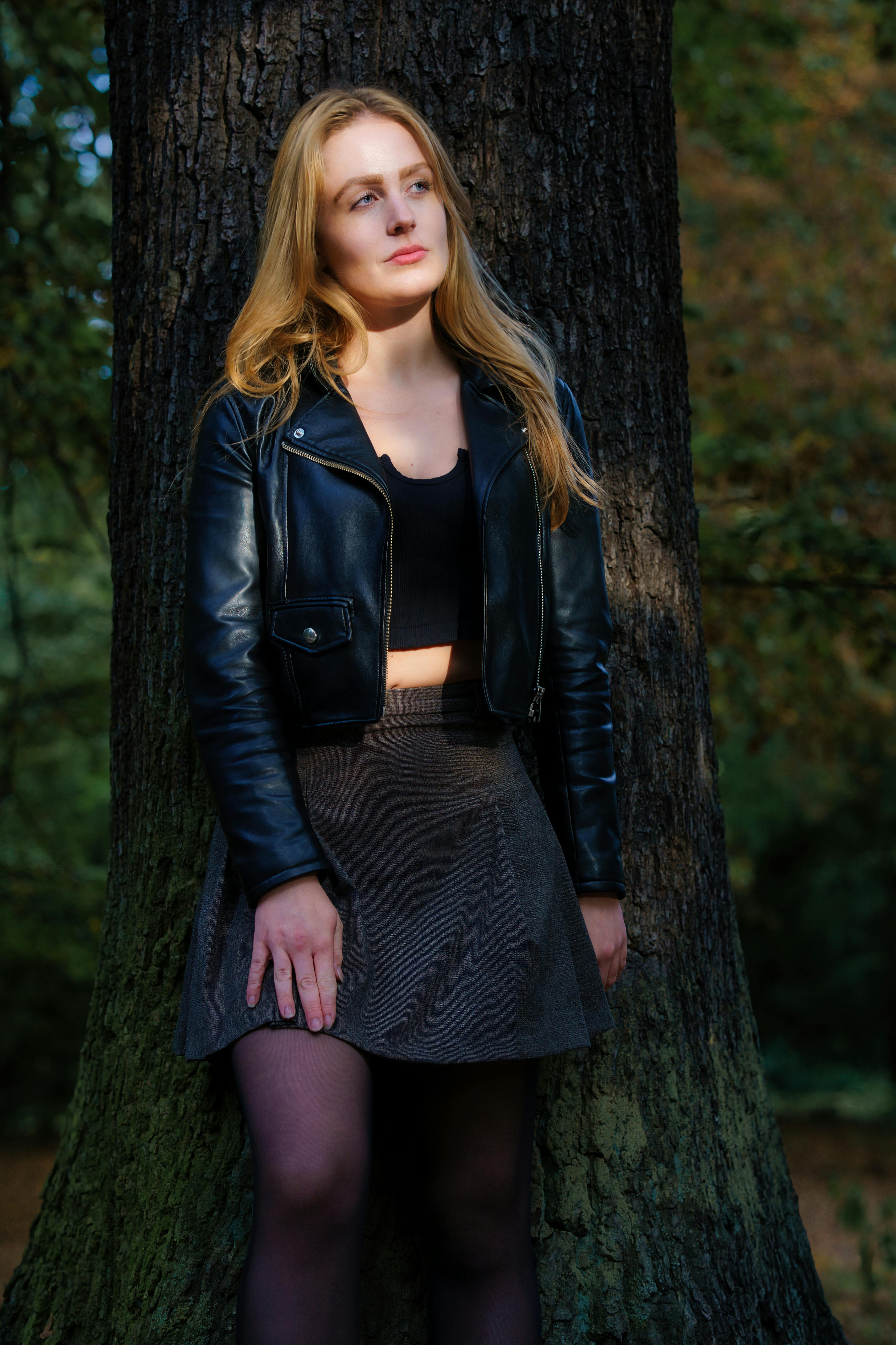 Tree'nin Deri Ceketli Huzurlu Kadın Tablosu · Ücretsiz Stok Fotoğraf