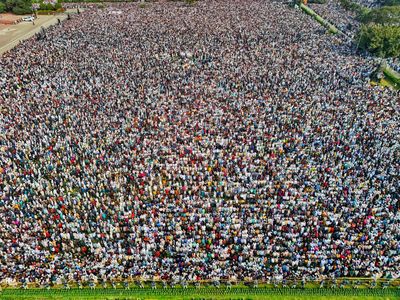 Large Crowd Of People Photos, Download The BEST Free Large Crowd Of ...