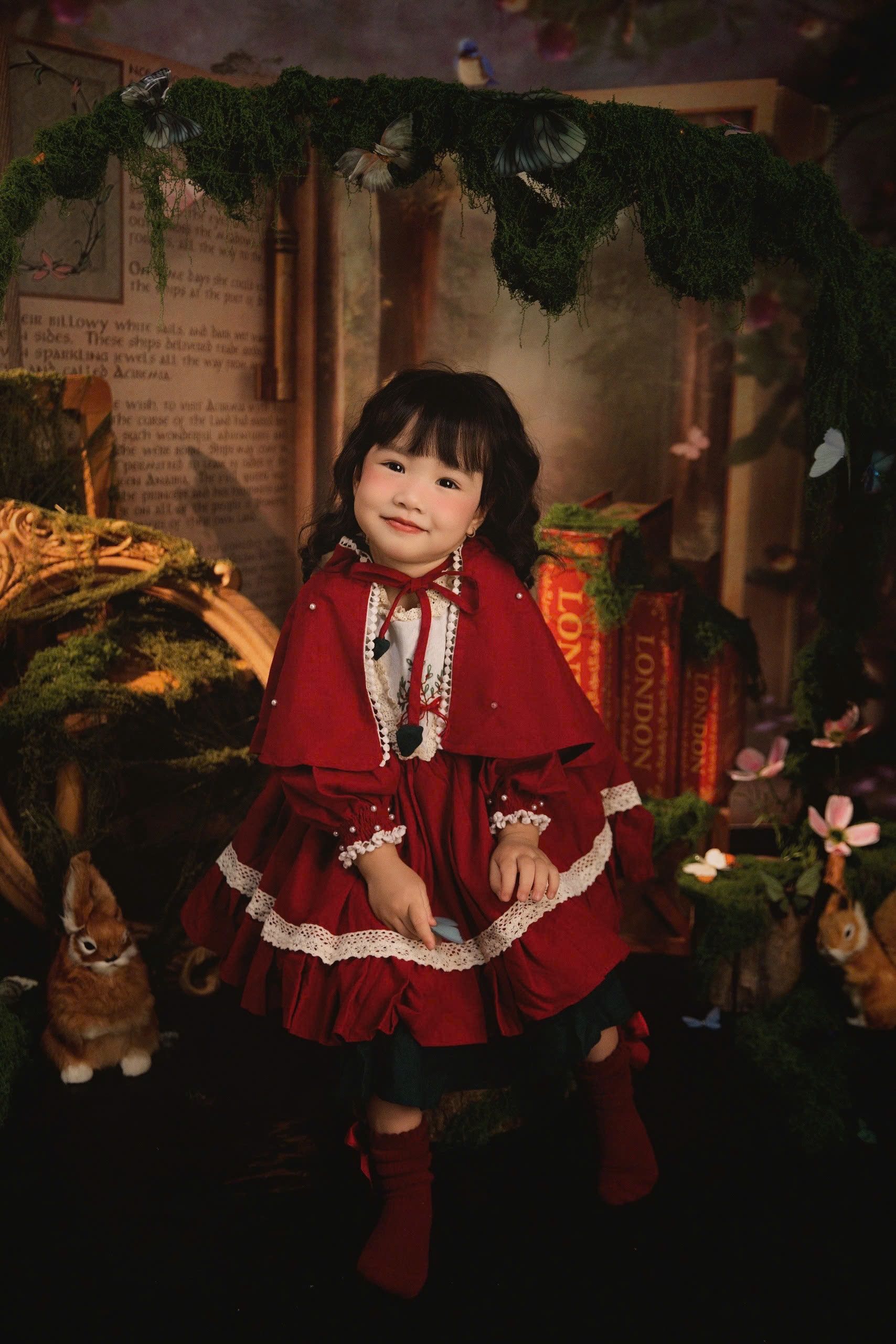 Adorable Child in a Fairy Tale Setting · Free Stock Photo