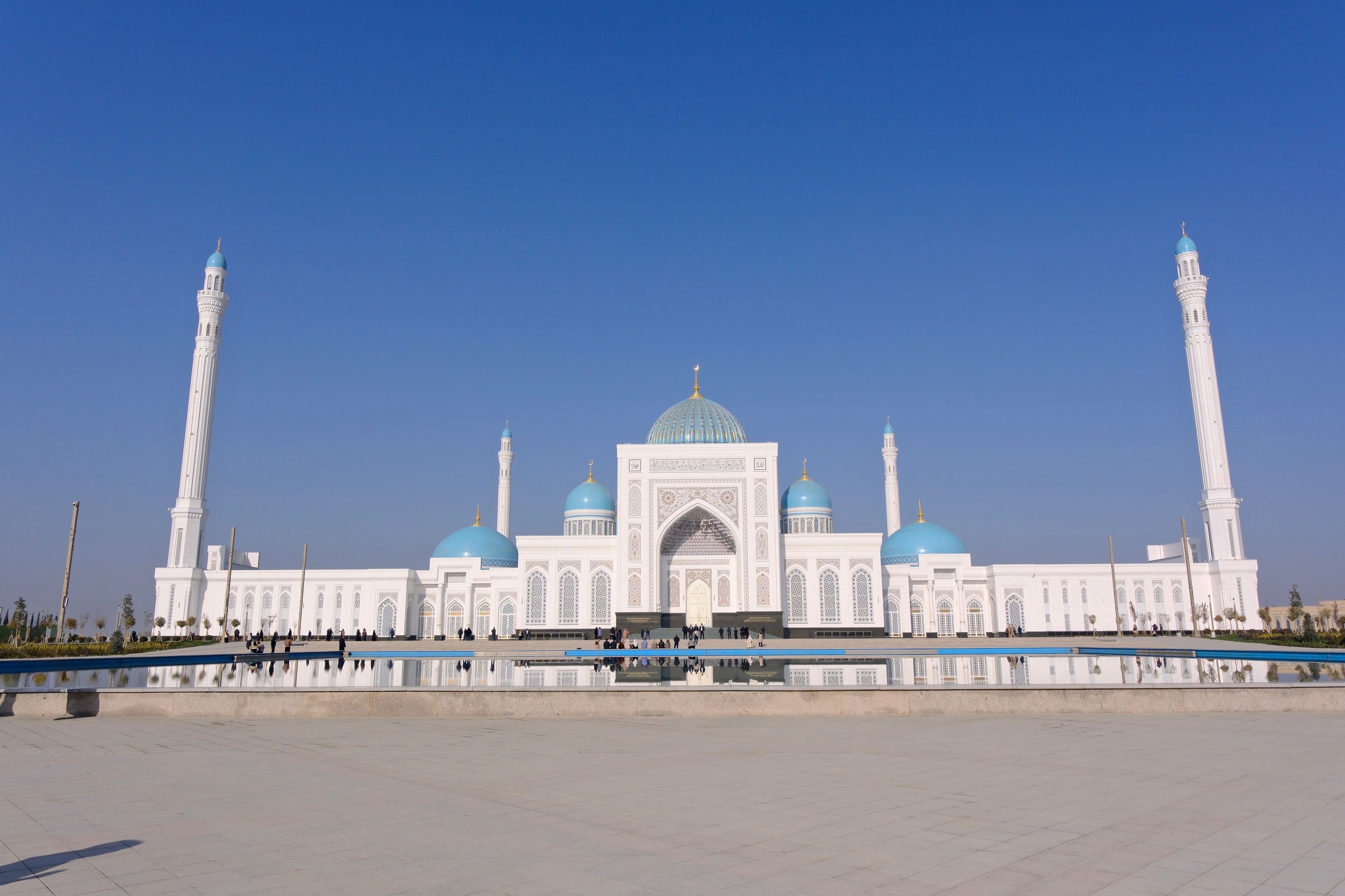 Majestic Blue Domed Mosque in Bright Daylight · Free Stock Photo