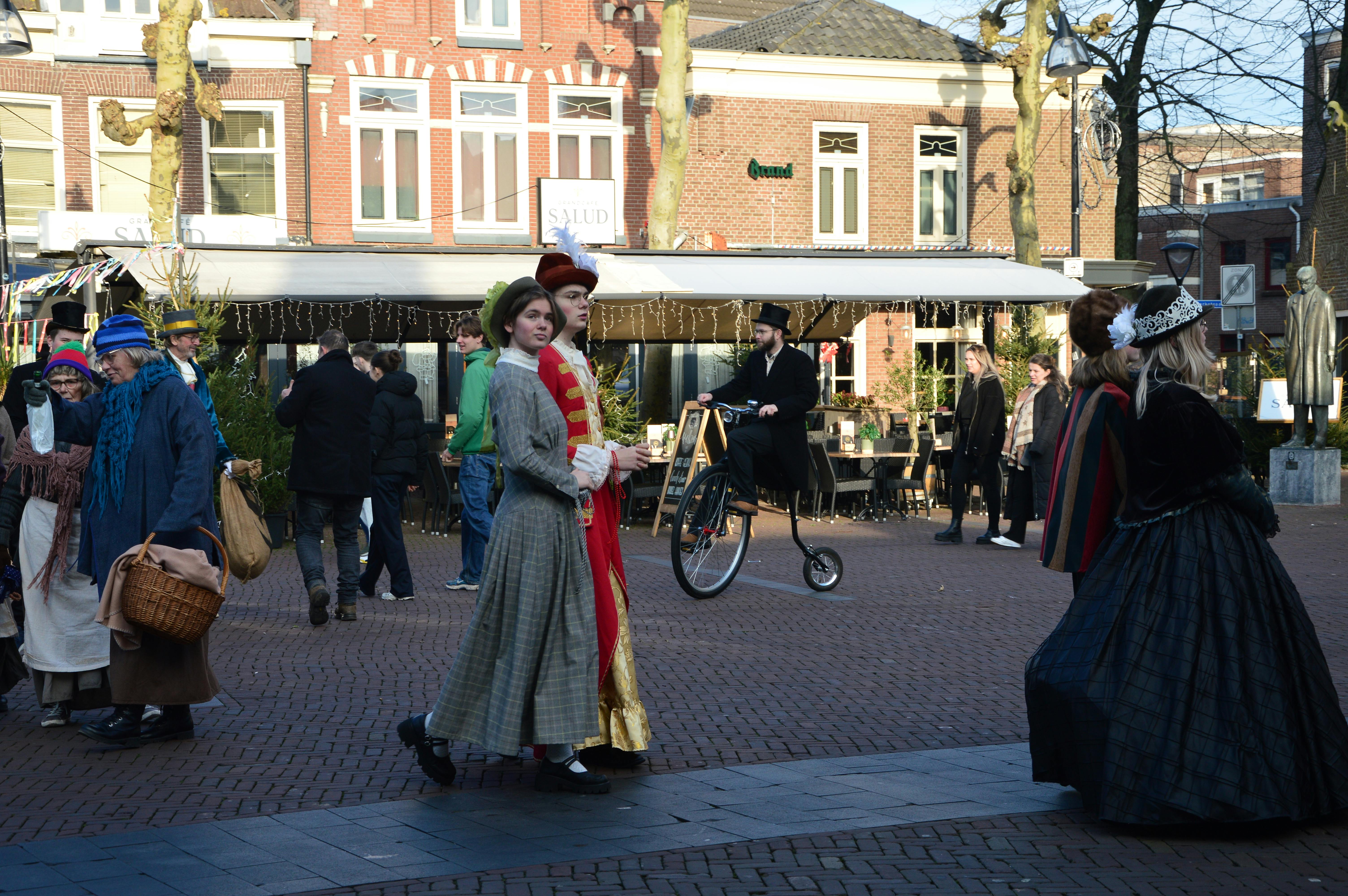 Trajes Victorianos En La Escena Callejera Moderna · Foto de stock gratuita