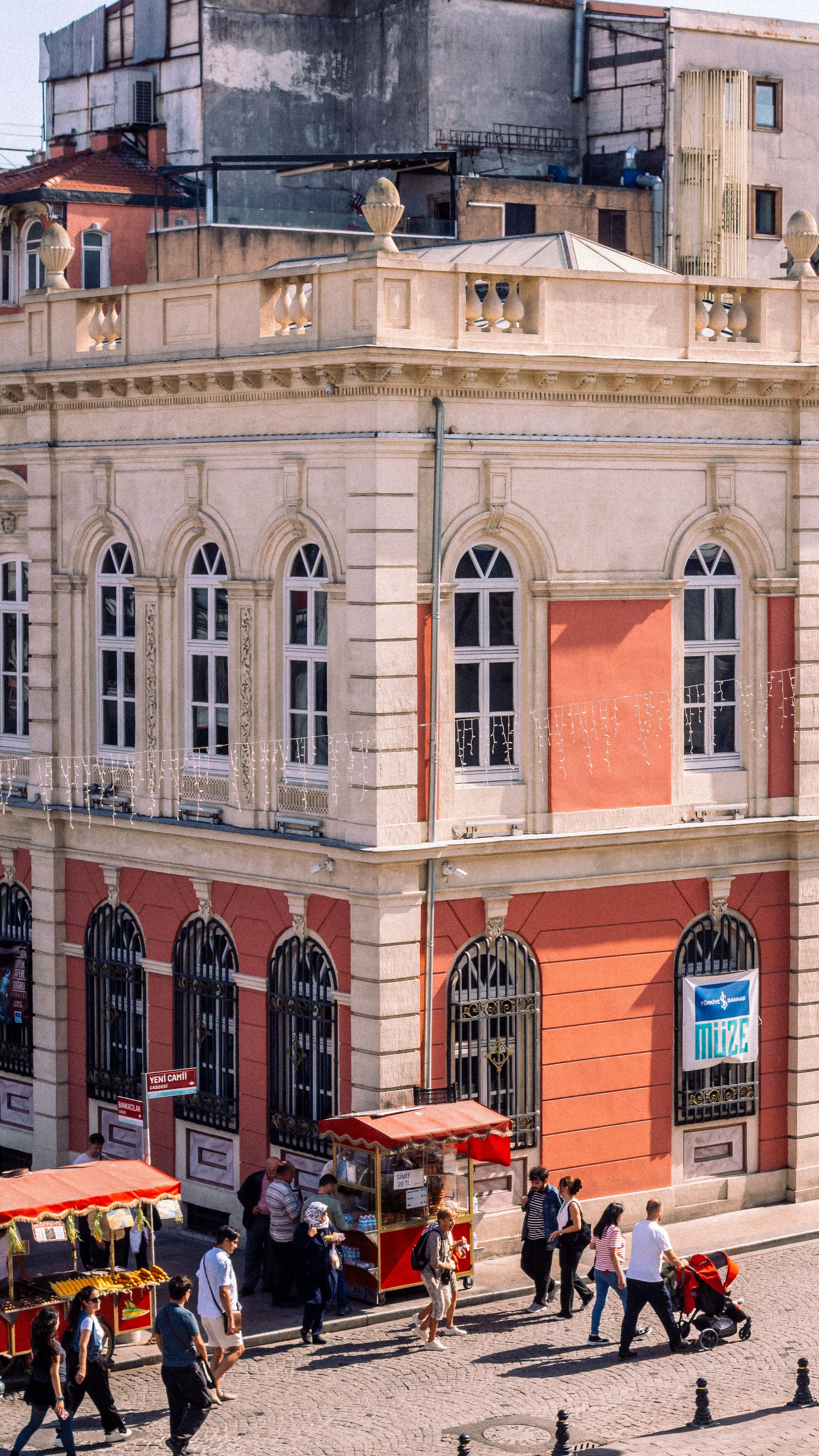 Historic street view with people and architecture · Free Stock Photo