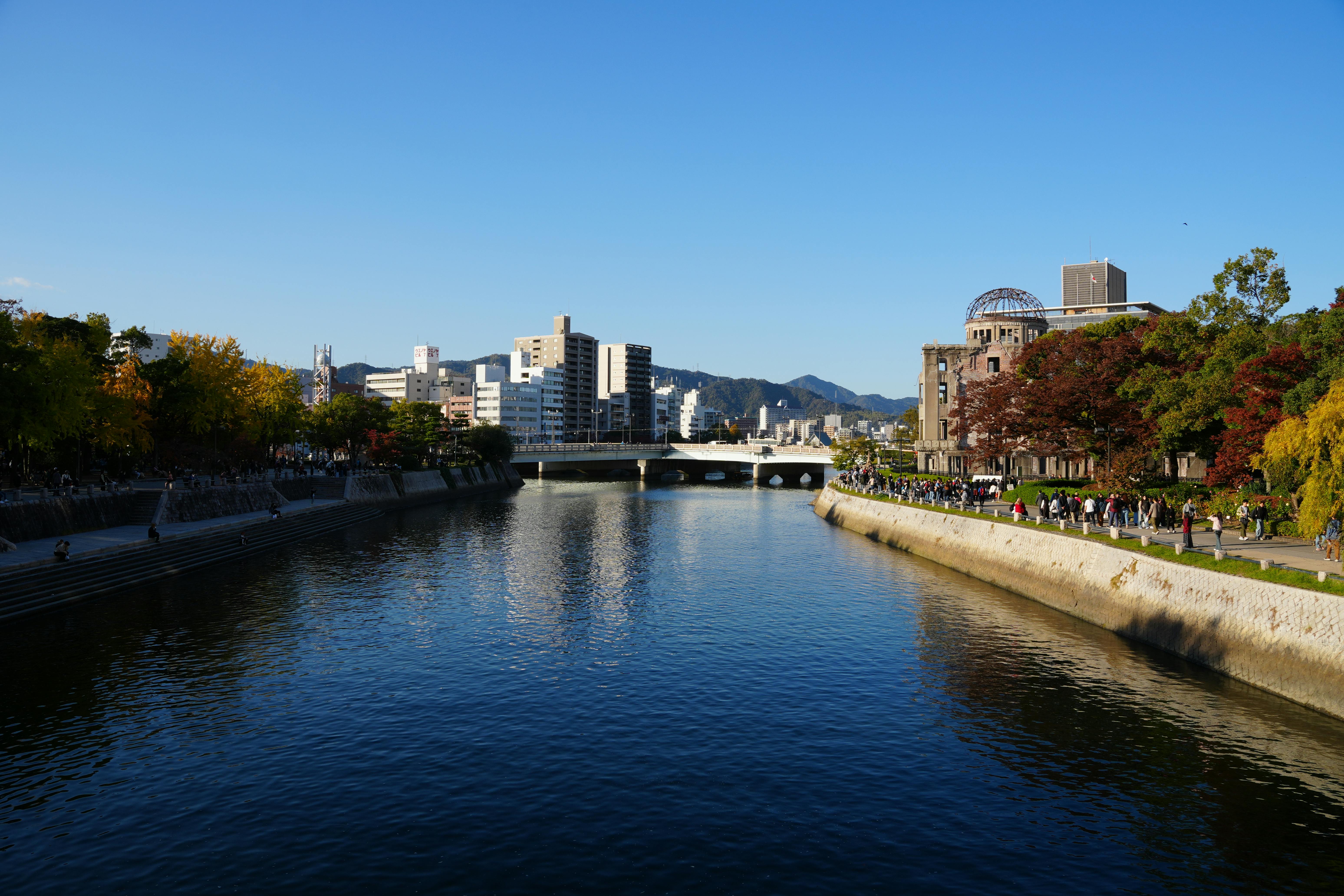 Vista Panorâmica De Outono Do Parque Memorial Da Paz De Hiroshima ...