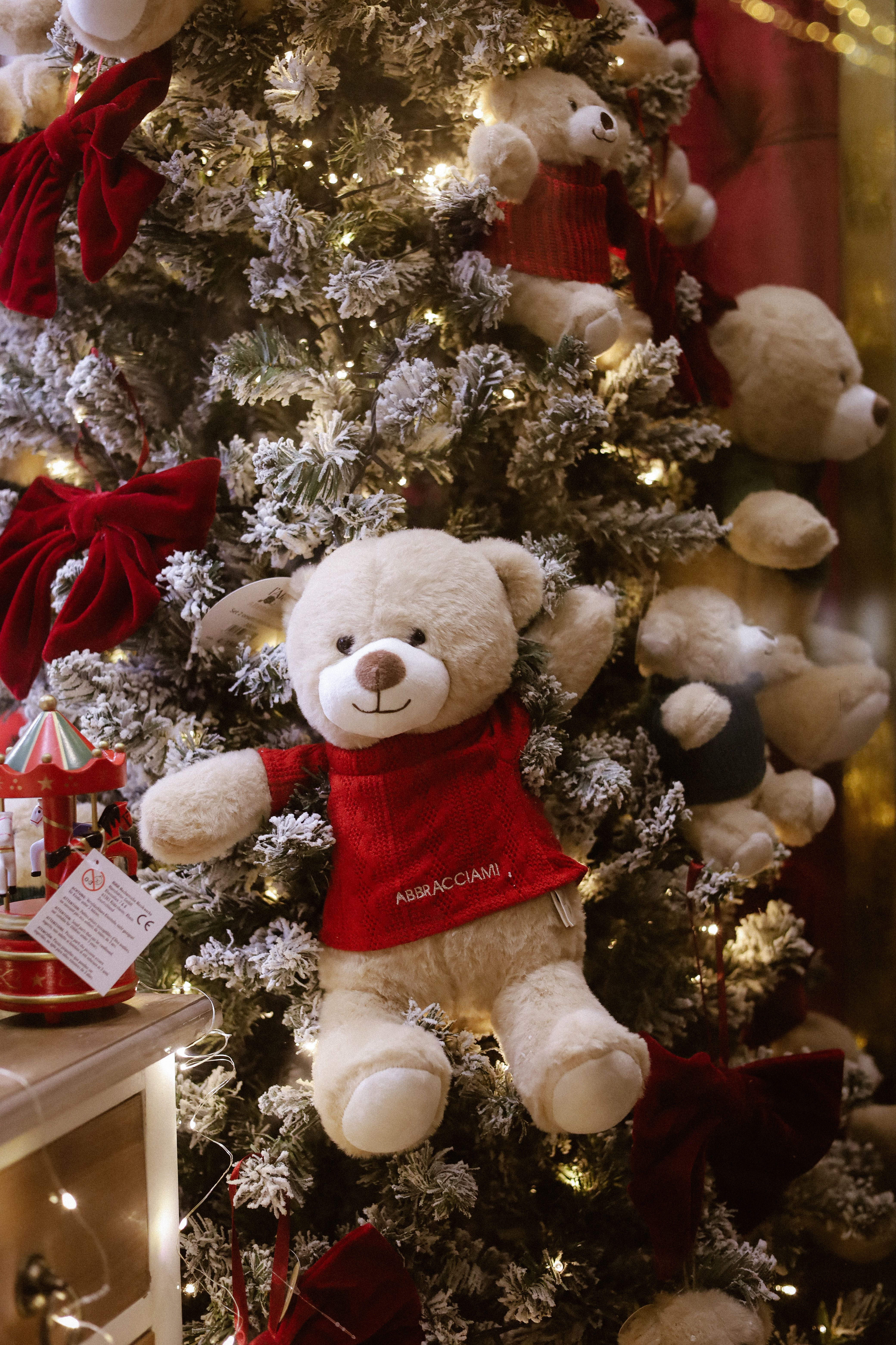 Festive Christmas Teddy Bear Display with Holiday Tree · Free Stock Photo