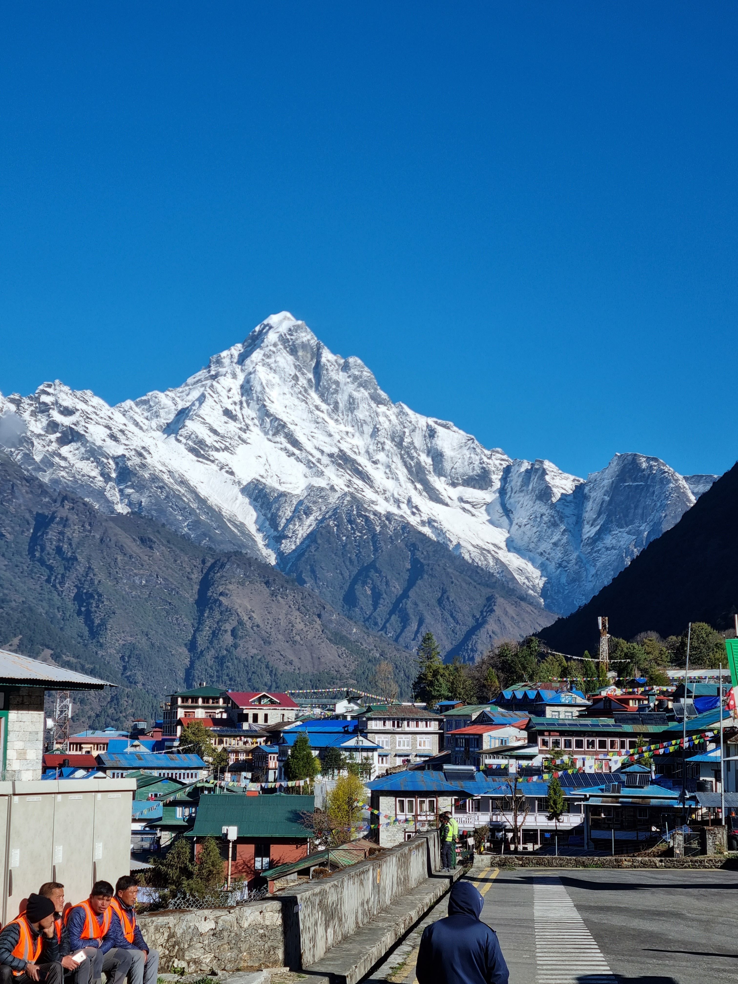 Himalayan town with snow-capped mountain · Free Stock Photo
