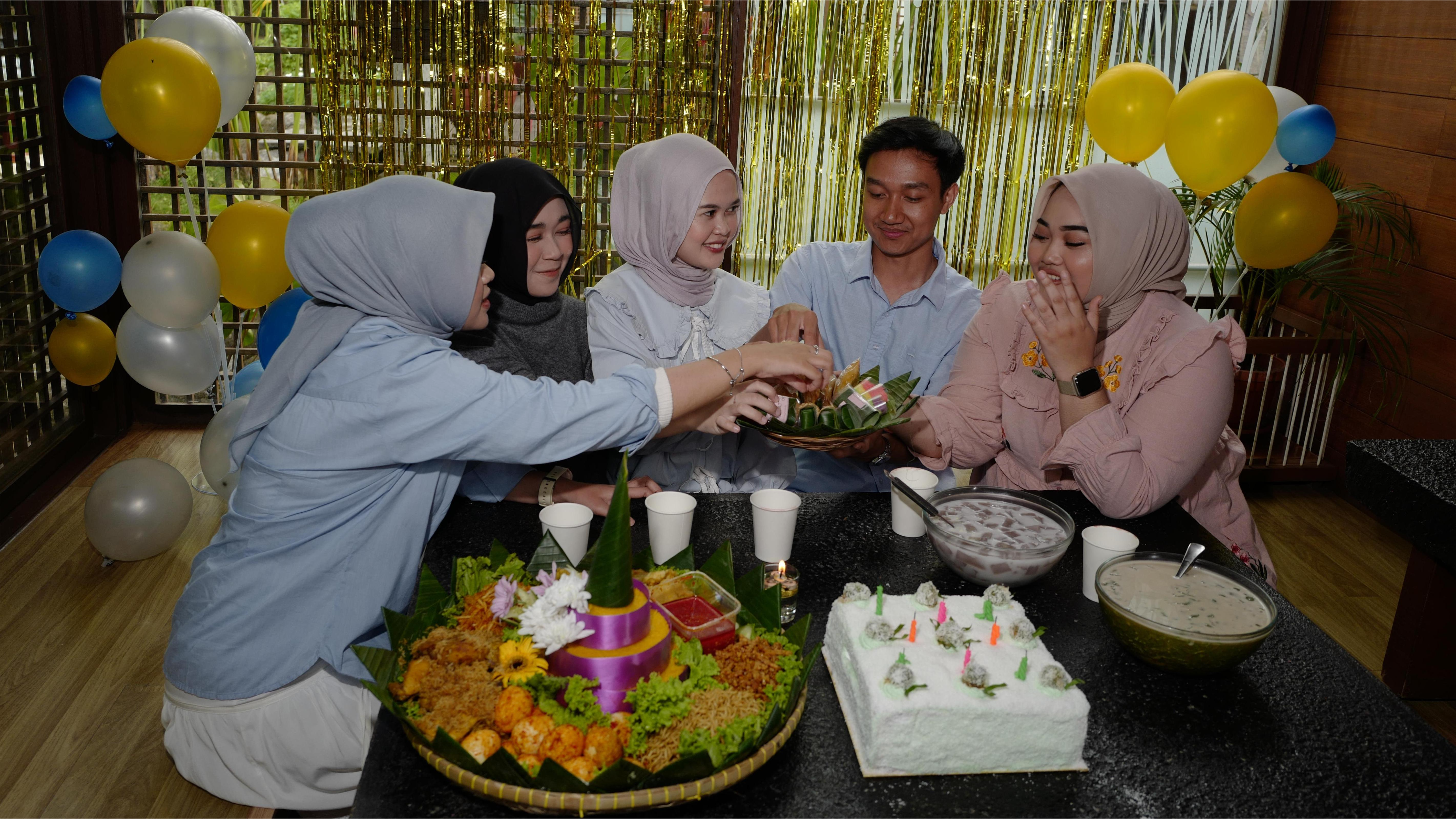 Indonesian Friends Celebrating with Traditional Dishes · Free Stock Photo