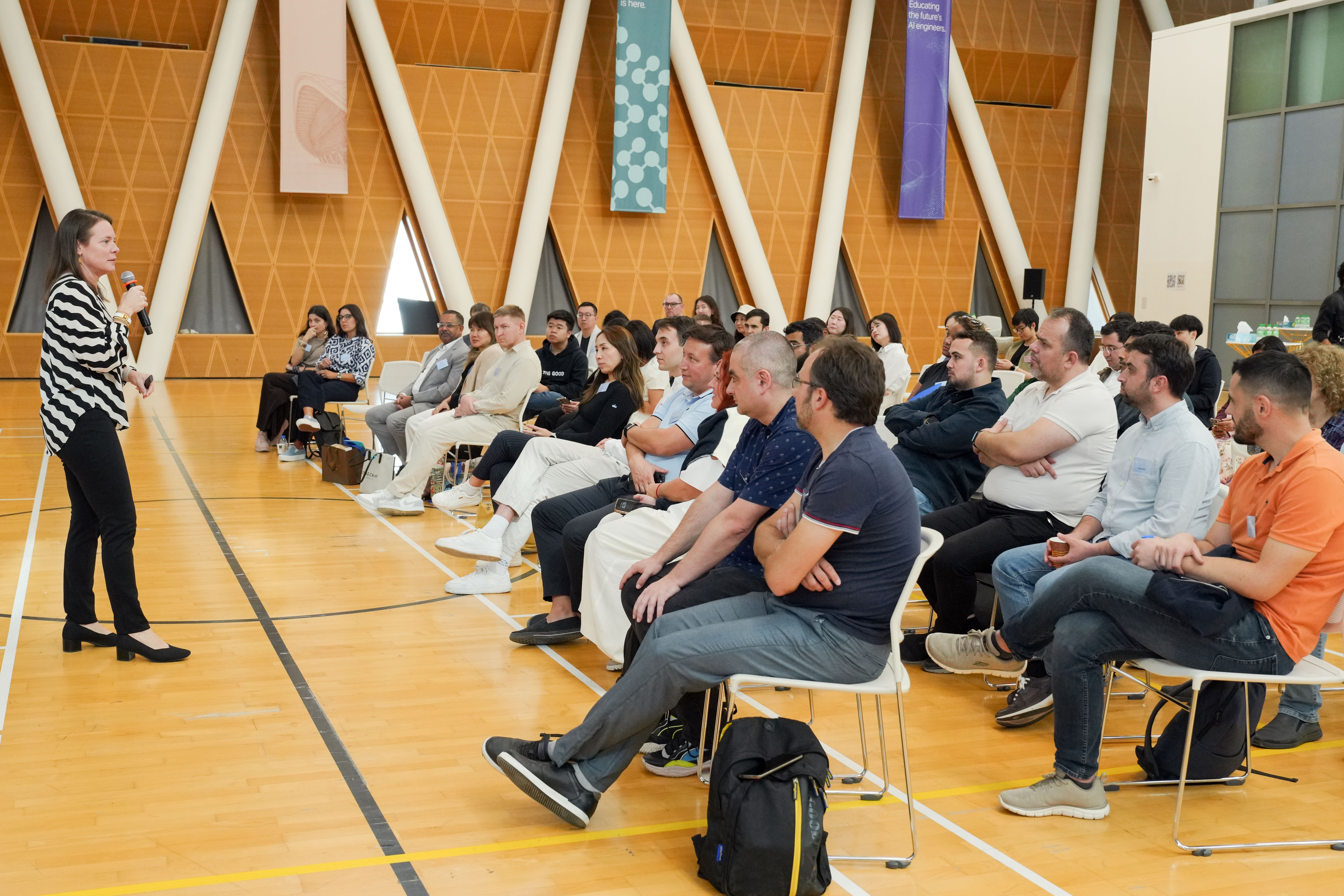 Business Seminar with Engaged Audience in Modern Hall · Free Stock Photo